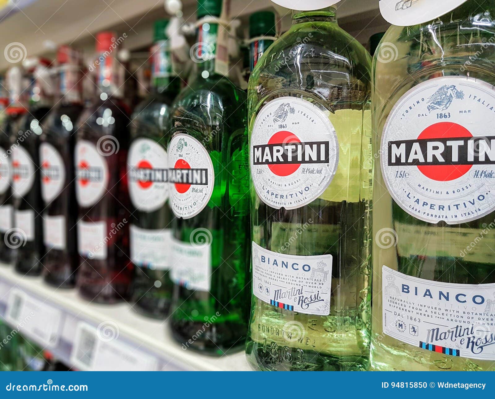 Botellas De Martini Bianco Vermouth Imagen editorial - Imagen de marca ...