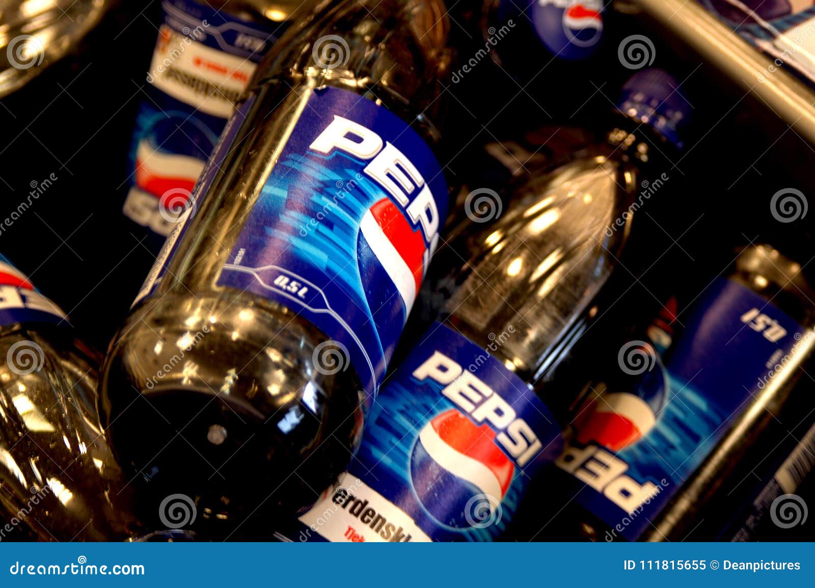 BOTELLAS DE PEPSI-COLA imagen editorial. Imagen de cola - 111815655