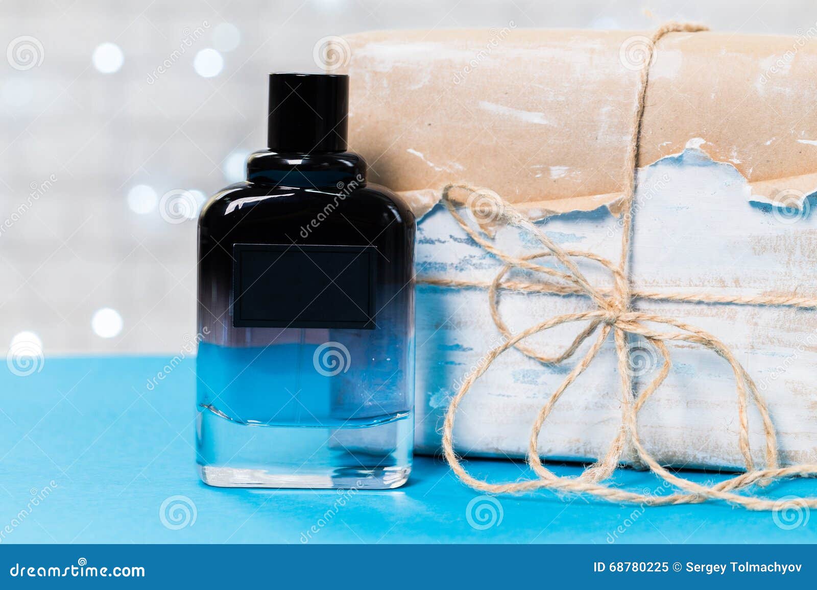 Botellas De Perfume Azules De Cristal Imagen de archivo - Imagen de ...