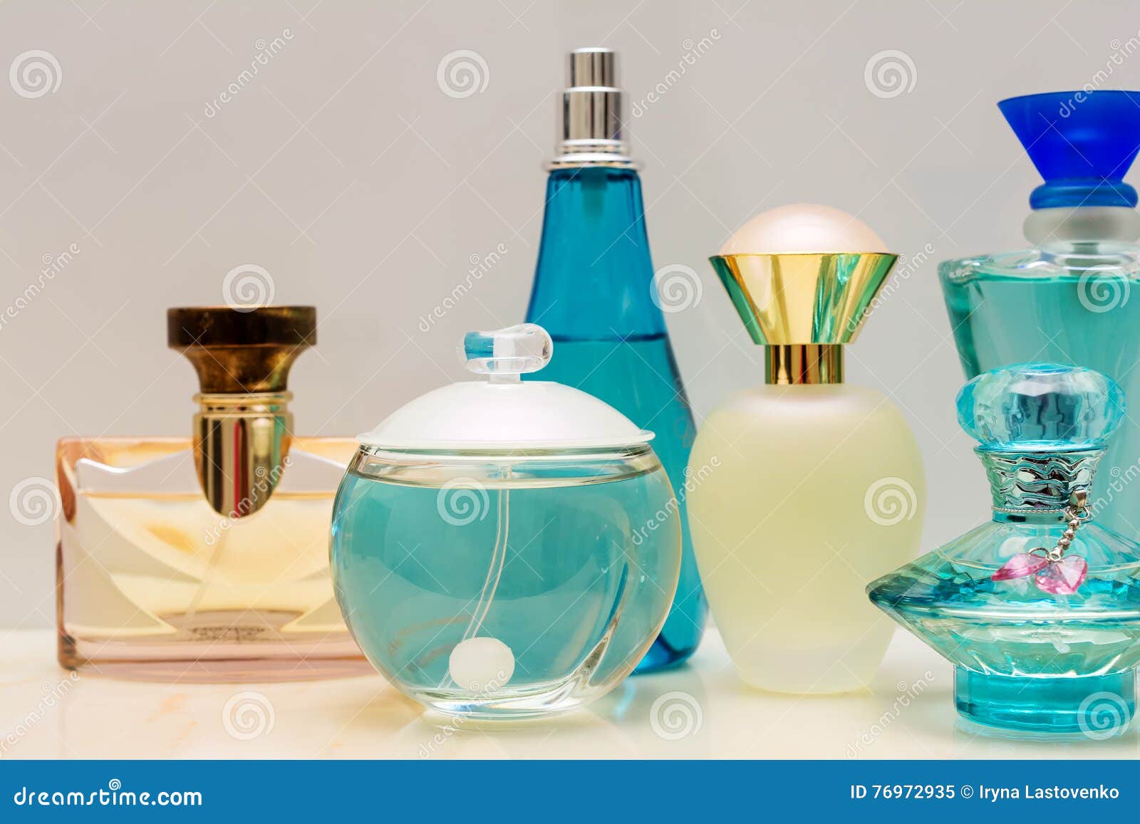 Botellas De Perfume Azules De Cristal Imagen de archivo - Imagen de ...
