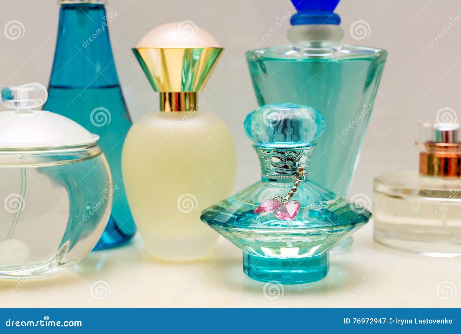Botellas De Perfume Azules De Cristal Imagen de archivo - Imagen de ...