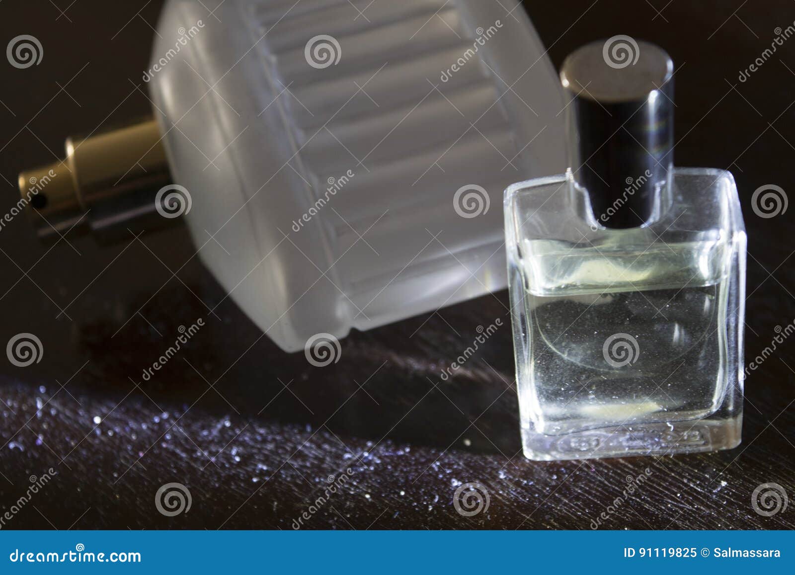 Botellas De Perfume En Luz Y Sombra Imagen de archivo - Imagen de ...