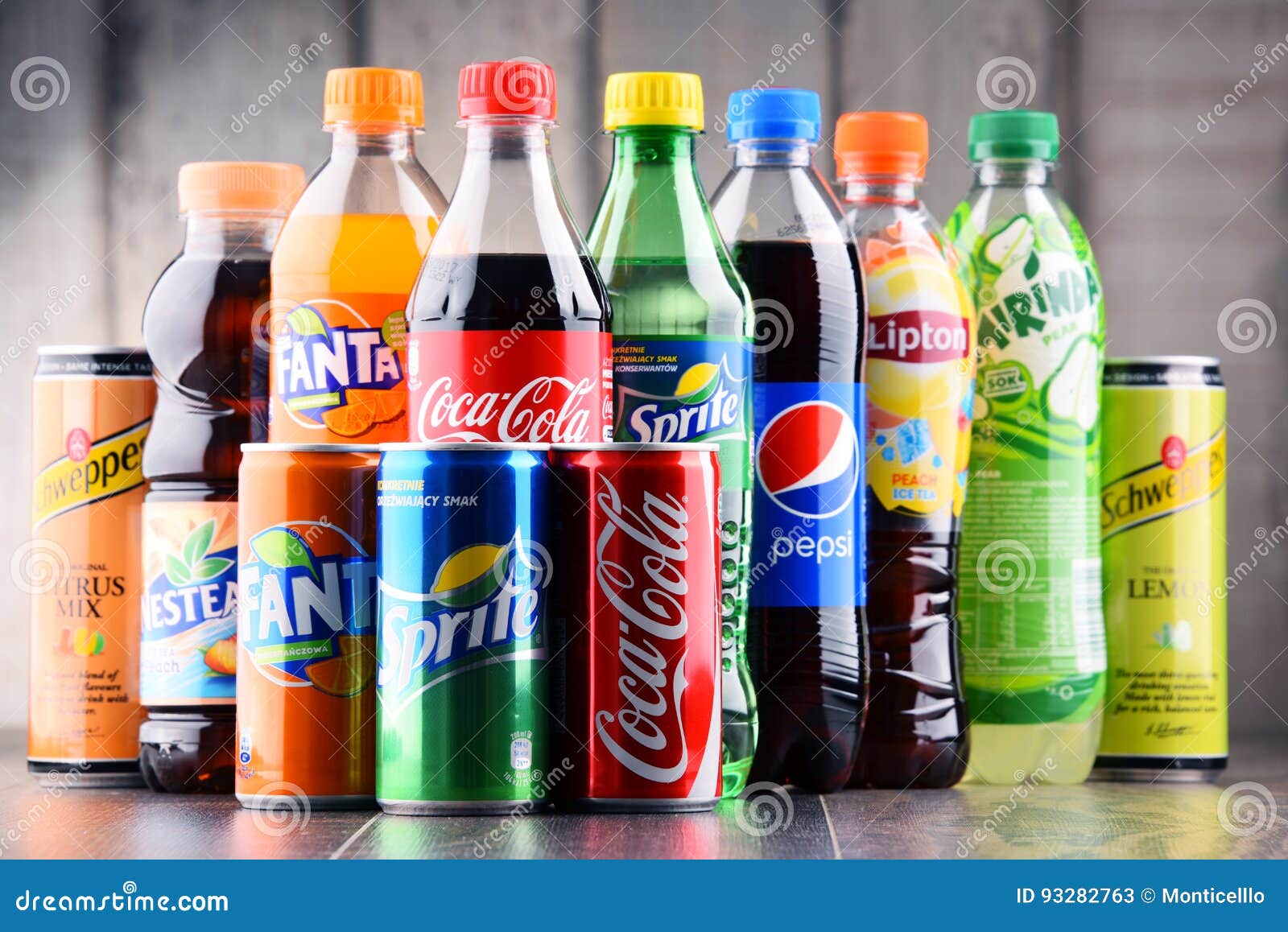 Botellas De Refrescos Globales Clasificados Foto de archivo editorial ...