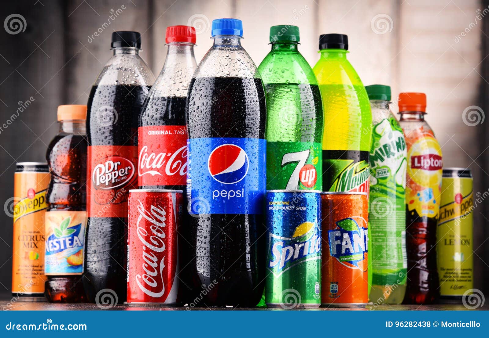 Botellas De Refrescos Globales Clasificados Foto de archivo editorial ...