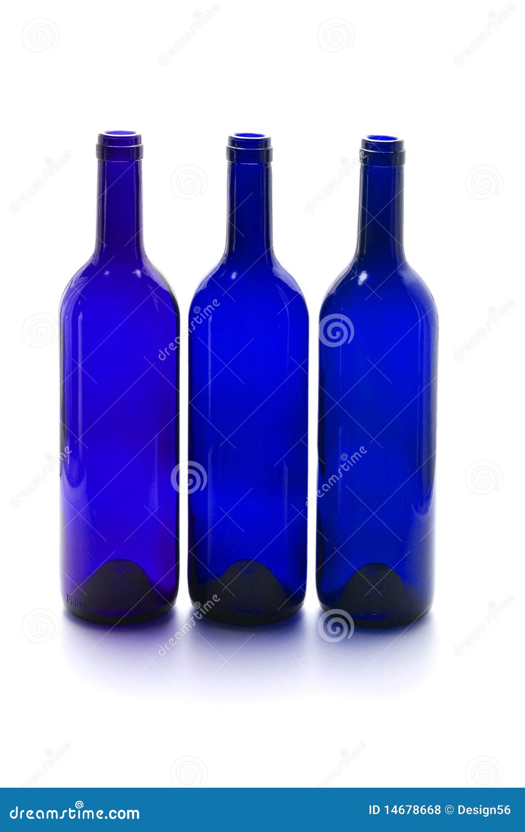 Botellas de vino azules foto de archivo. Imagen de llano - 14678668