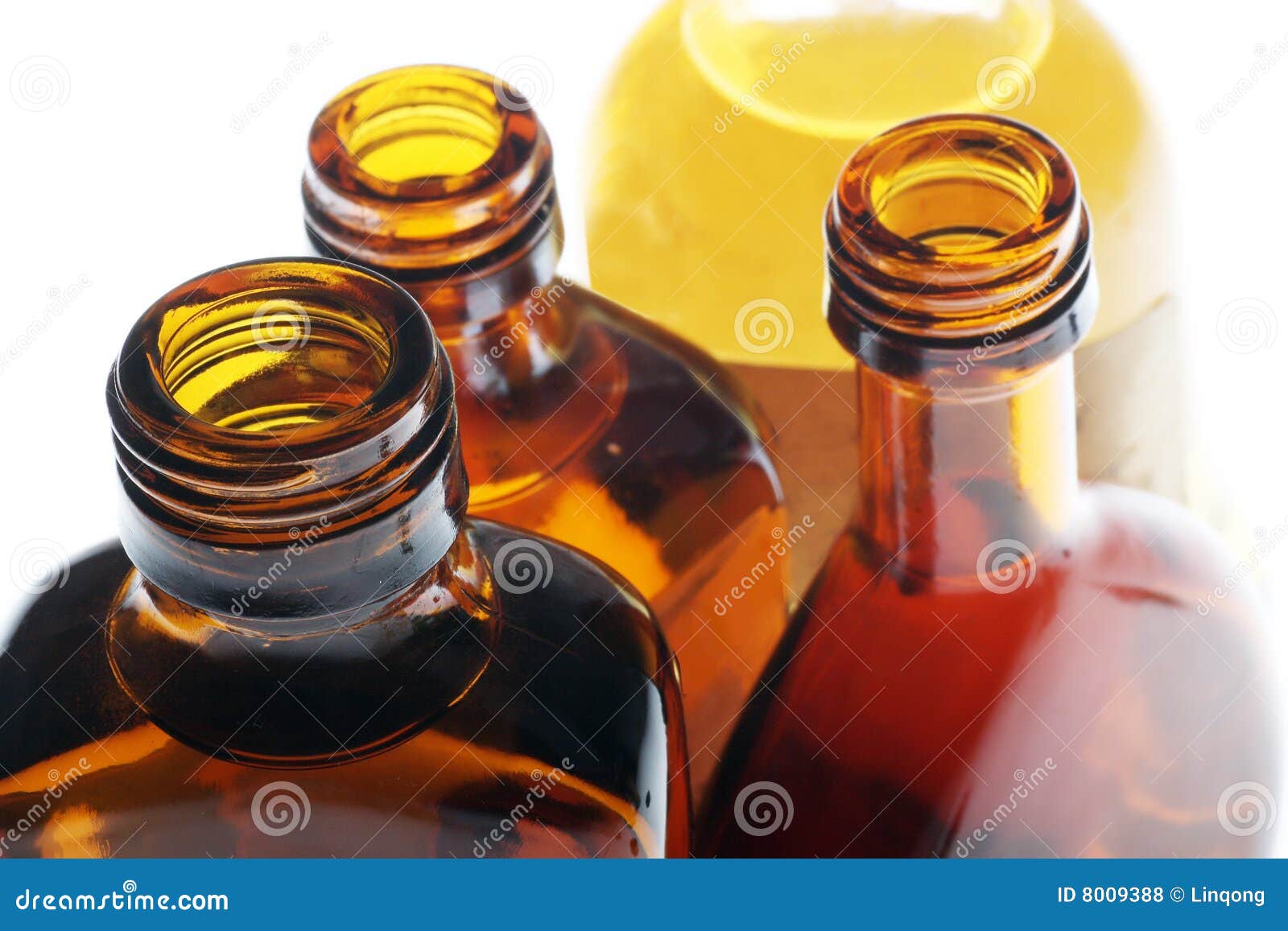 Botellas de whisky foto de archivo. Imagen de cristal - 8009388