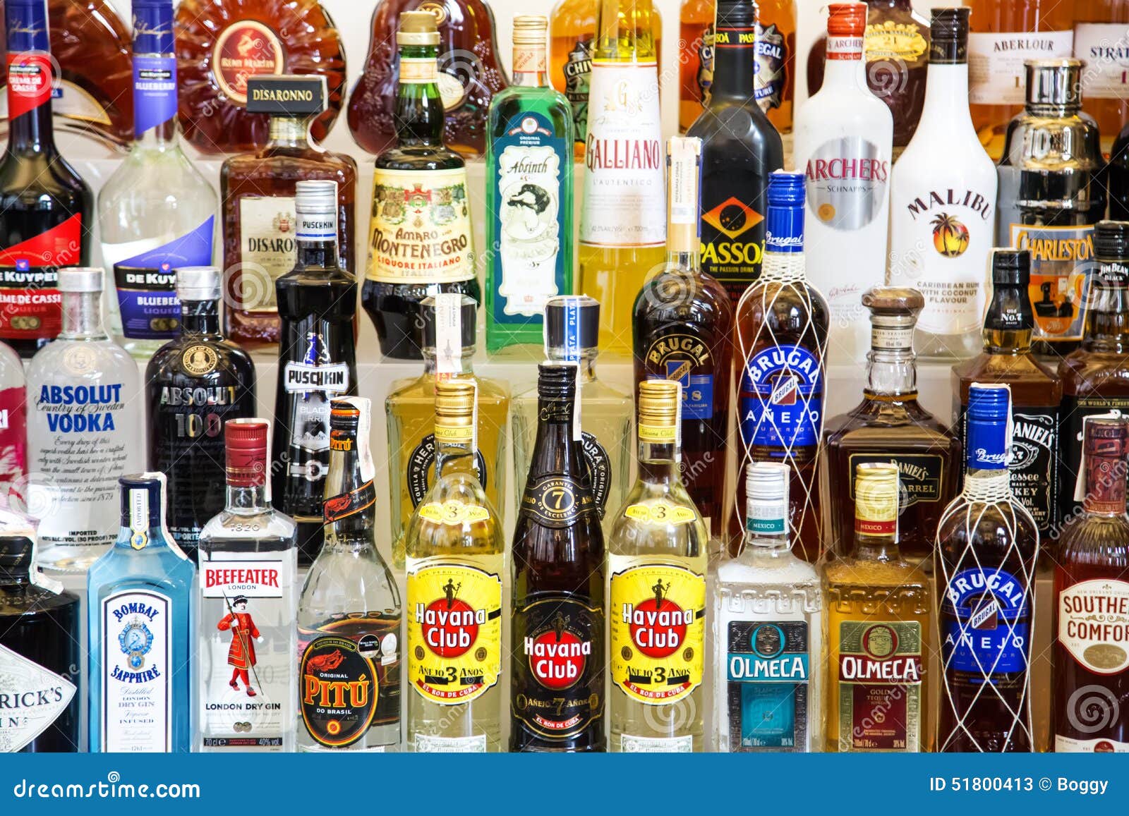 Botellas del alcohol foto de archivo editorial. Imagen de botellas ...