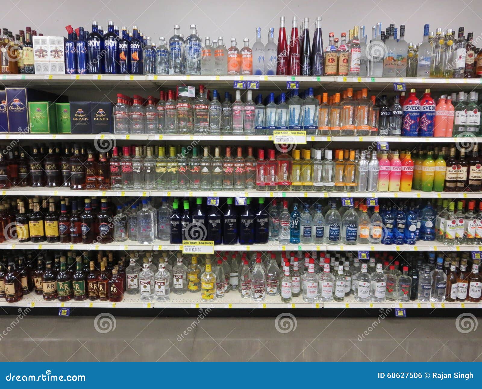 Botellas del alcohol foto editorial. Imagen de estantes - 60627506