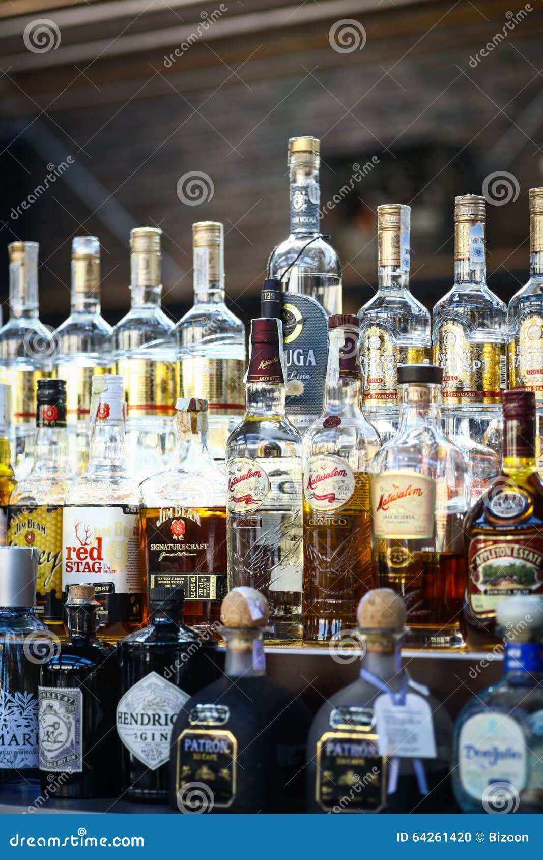 Botellas del alcohol imagen editorial. Imagen de grupo - 64261420