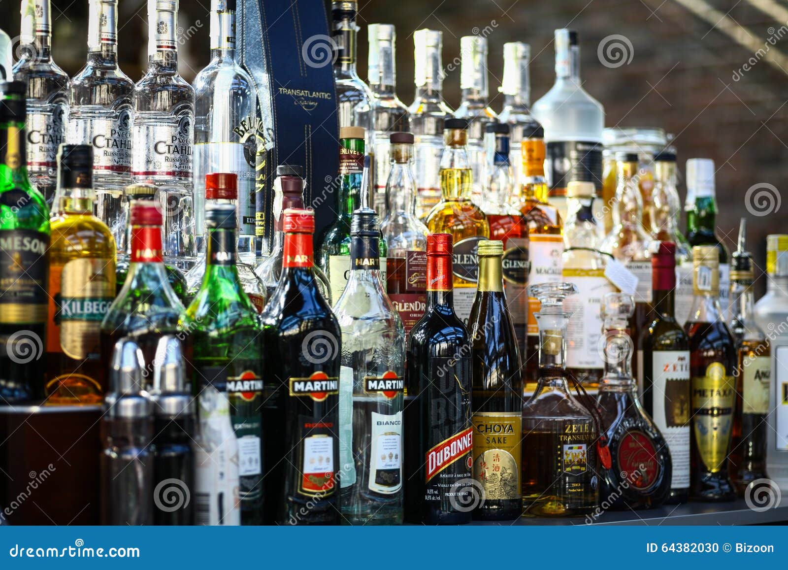 Botellas del alcohol imagen editorial. Imagen de marca - 64382030