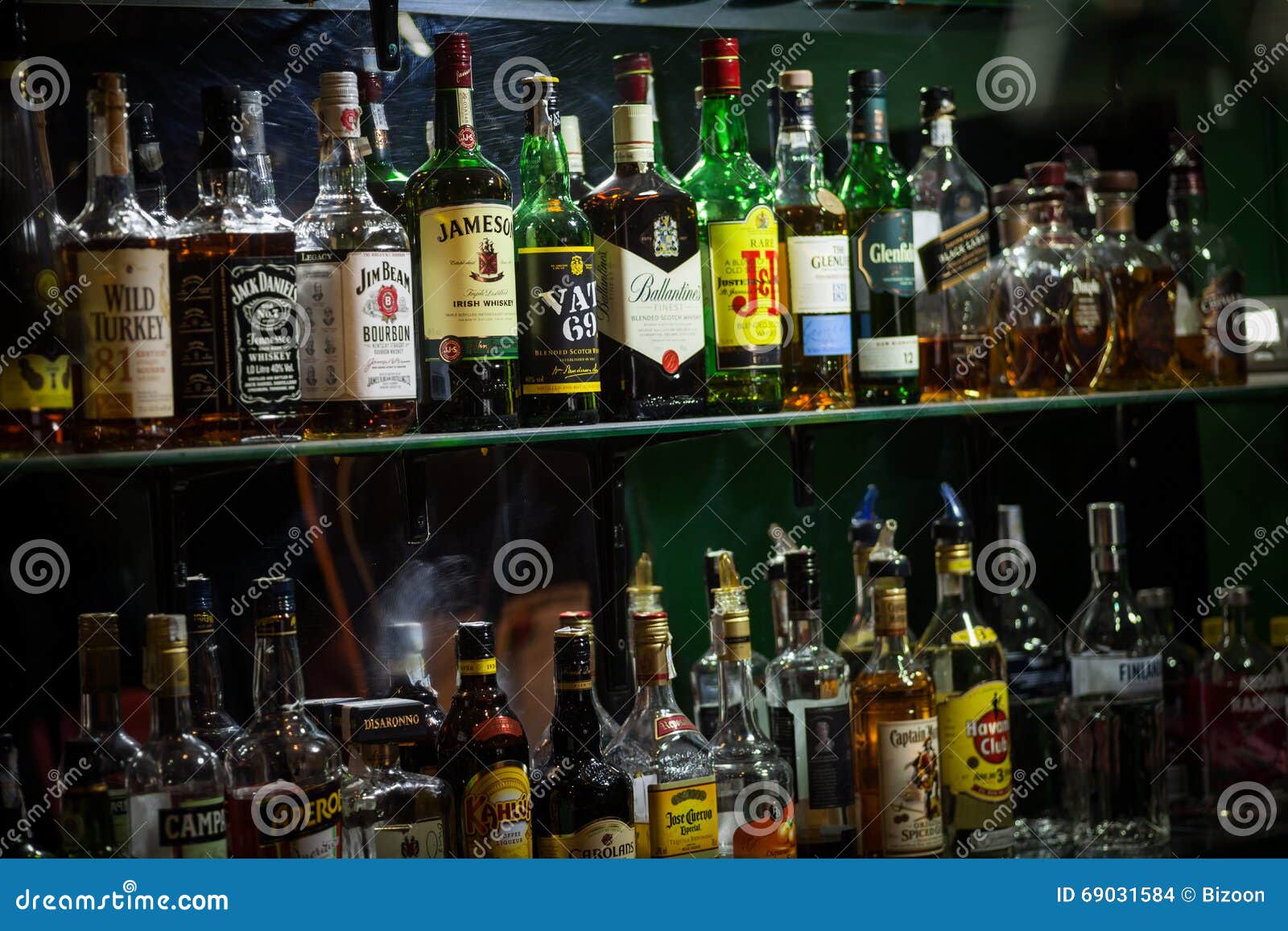Botellas del alcohol imagen de archivo editorial. Imagen de alcohol ...