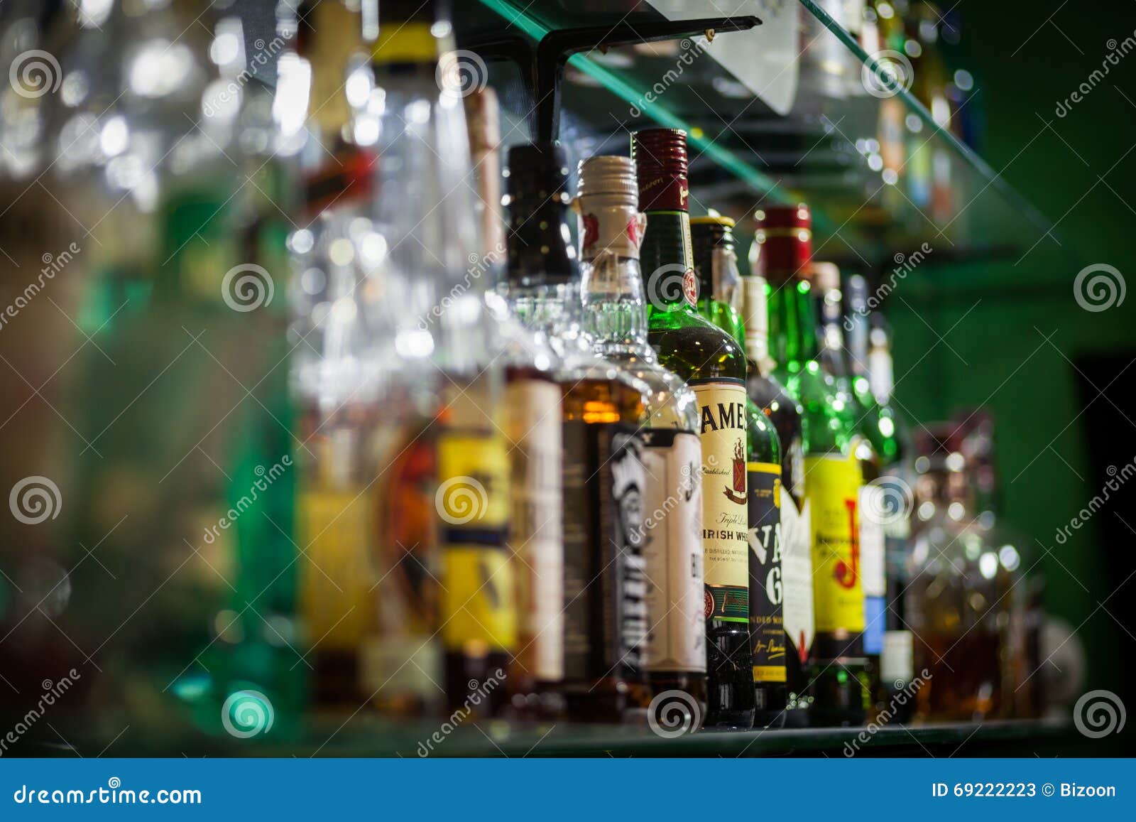 Botellas del alcohol foto de archivo editorial. Imagen de bebida - 69222223