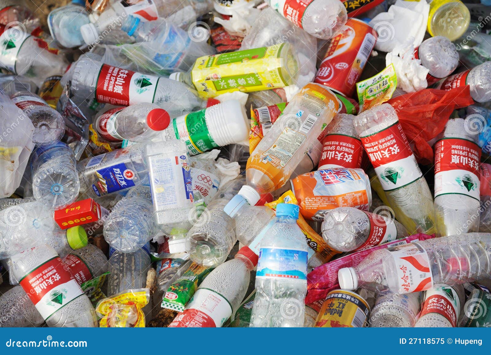 Botellas Del Plástico De La Basura Imagen editorial - Imagen de ...