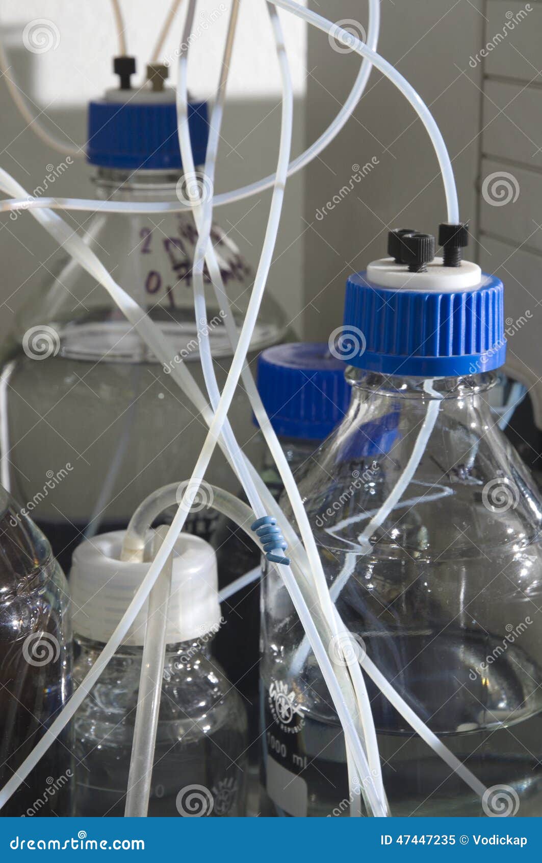 Botellas en laboratorio imagen de archivo. Imagen de farmacéutico ...
