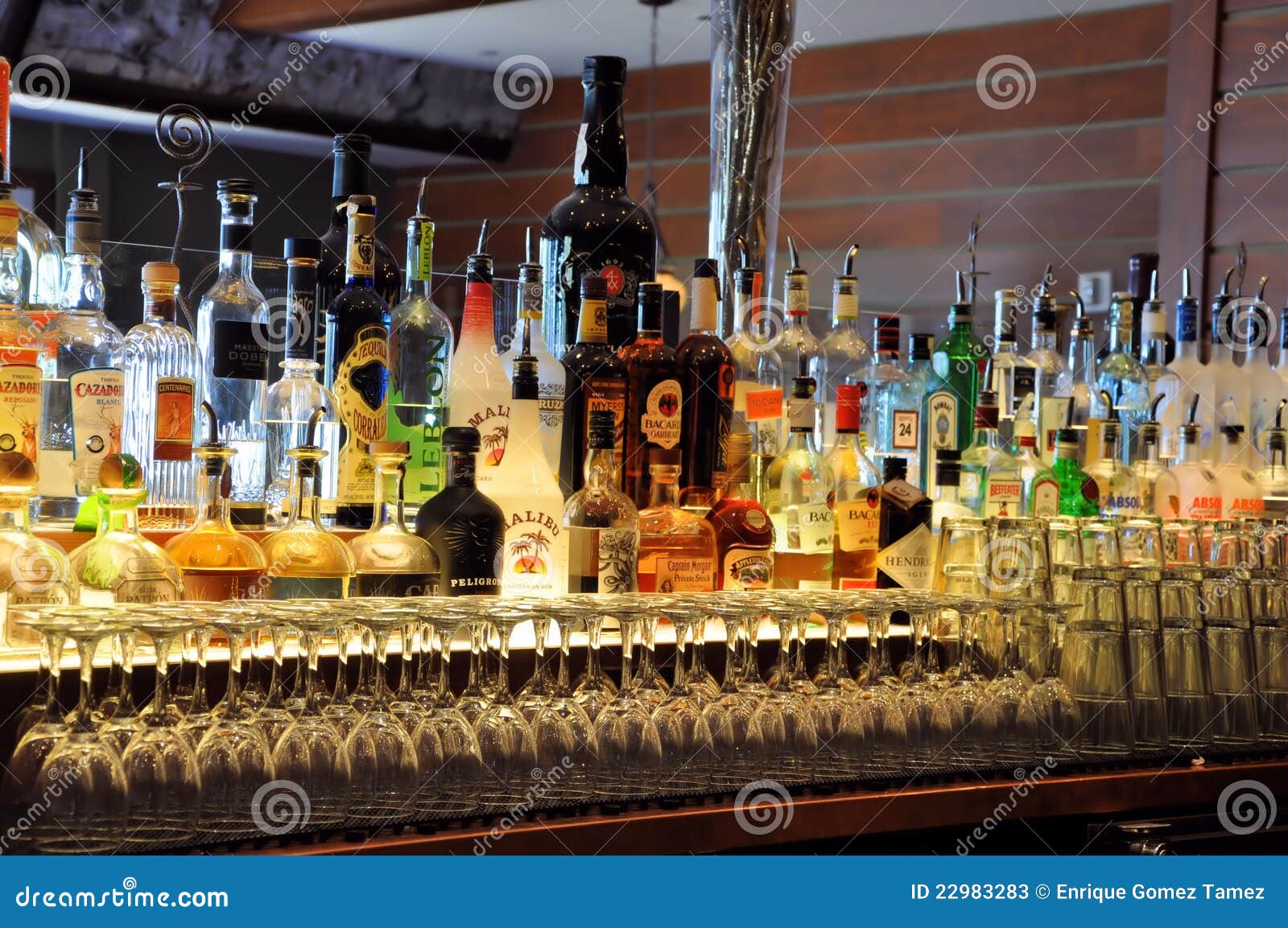 Botellas en una barra foto de archivo editorial. Imagen de brandy ...