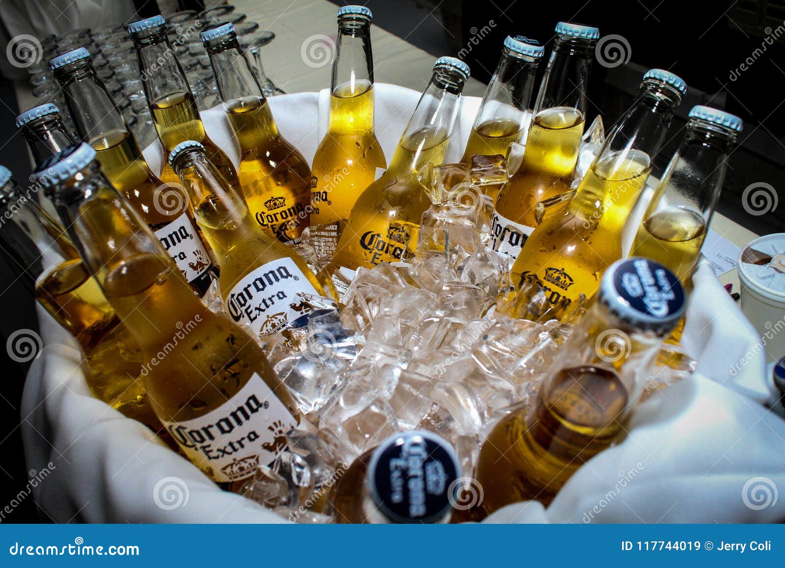 Botellas heladas de corona imagen de archivo editorial. Imagen de claro ...