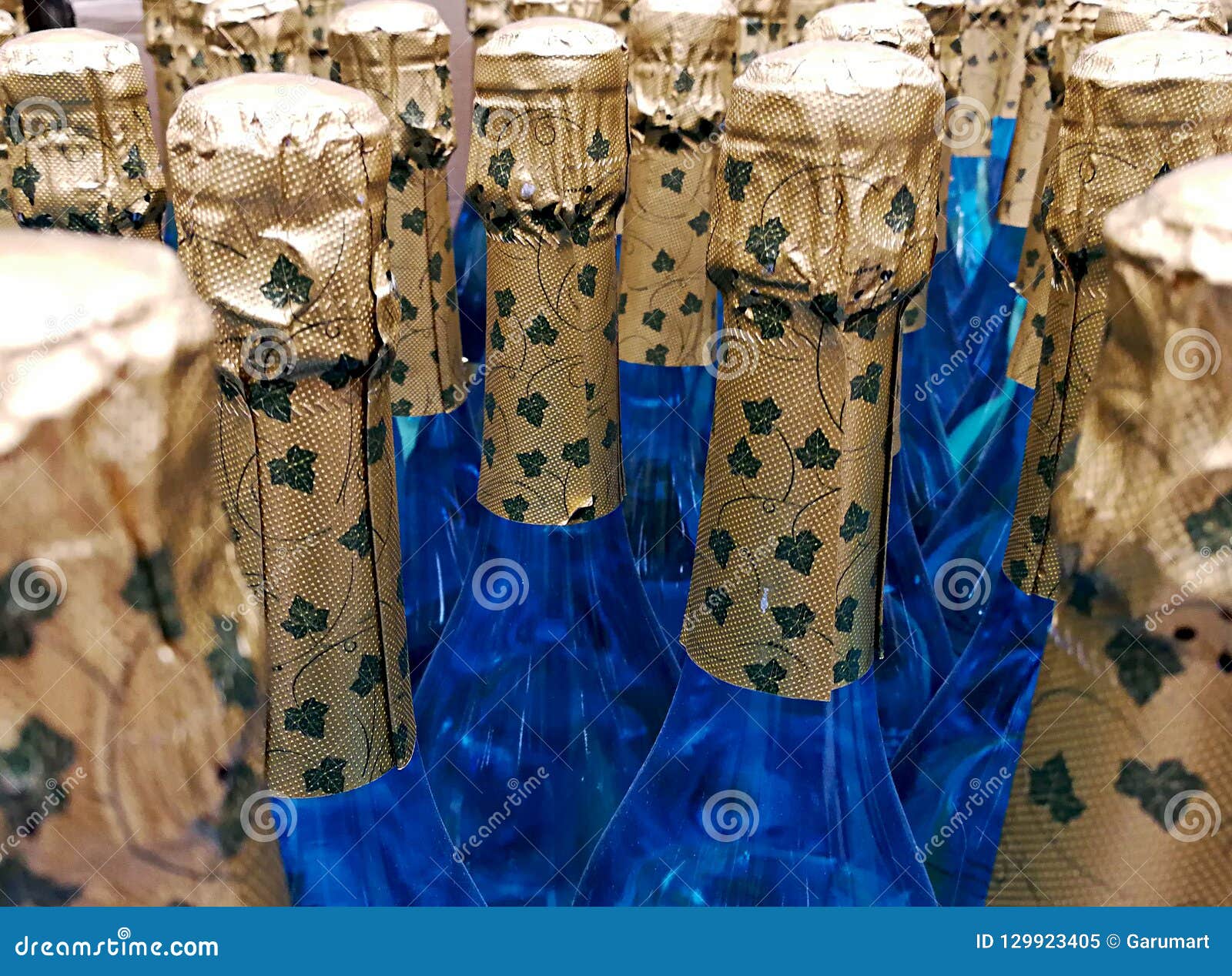 Botellas Hundidas Del Azul Y Del Oro Imagen de archivo - Imagen de ...