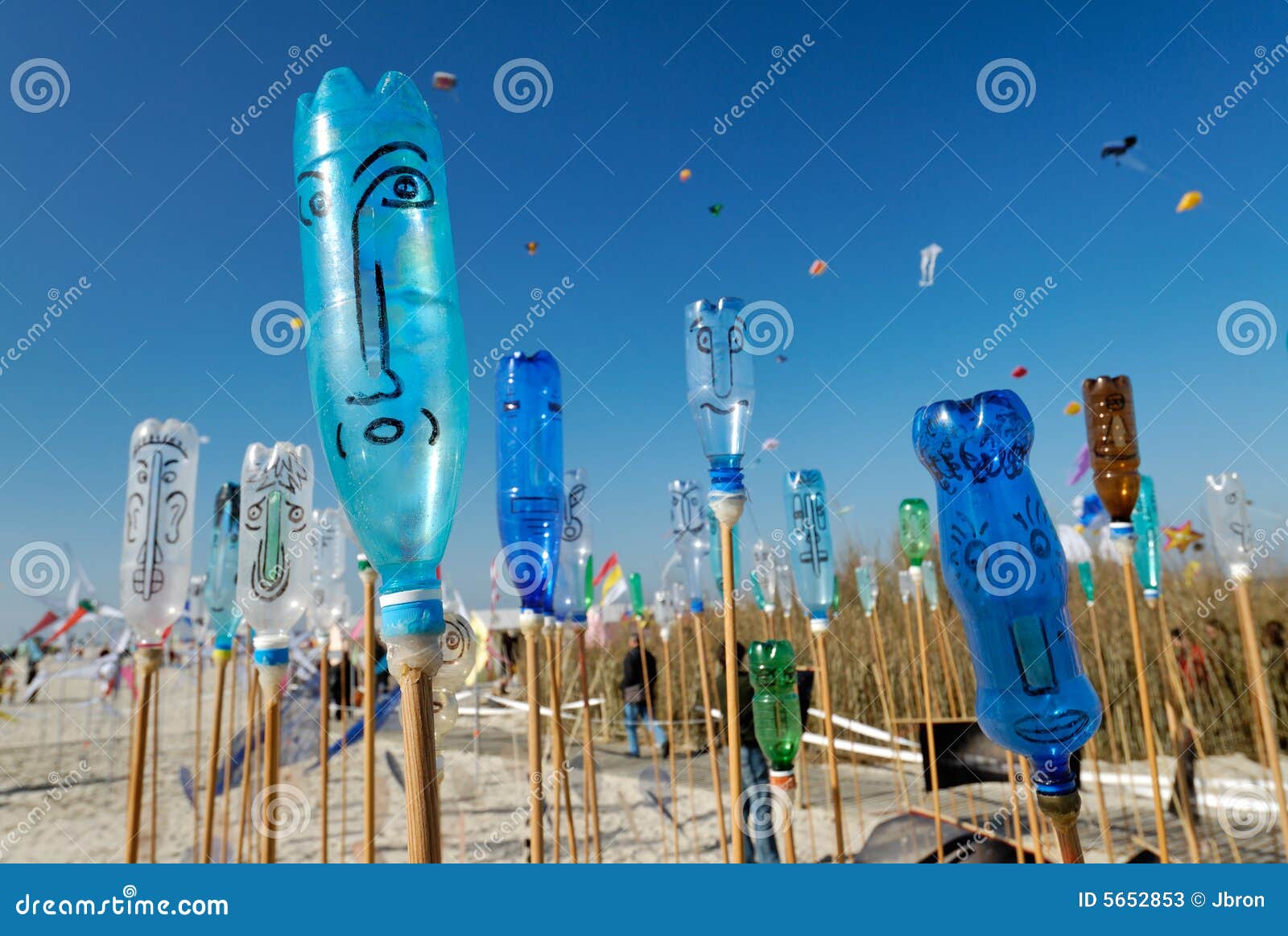 Botellas Pintadas Con Las Caras Sonrientes Imagen. Imagen: 5652853