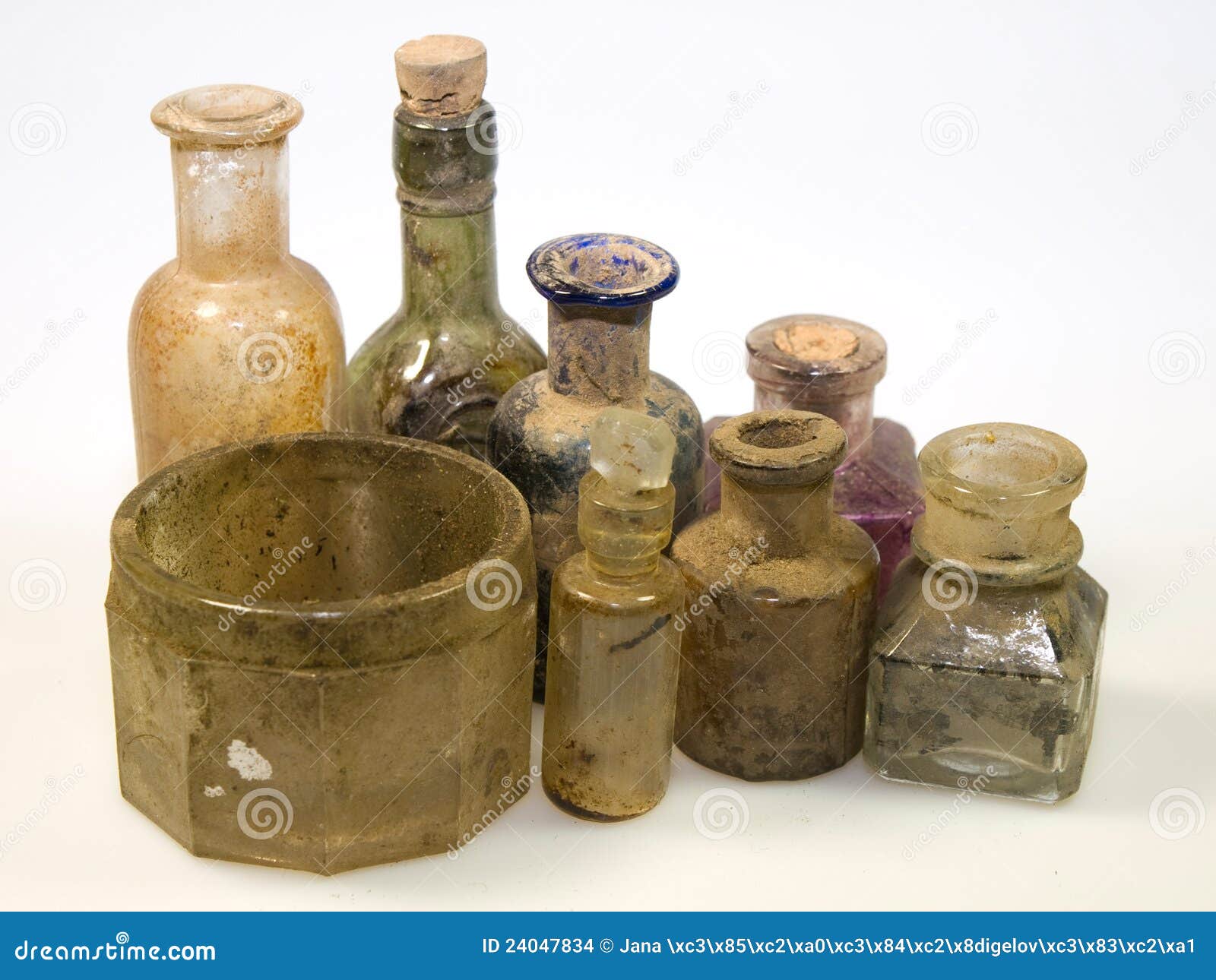 Botellas Sucias De La Vendimia Foto de archivo - Imagen de viejo ...