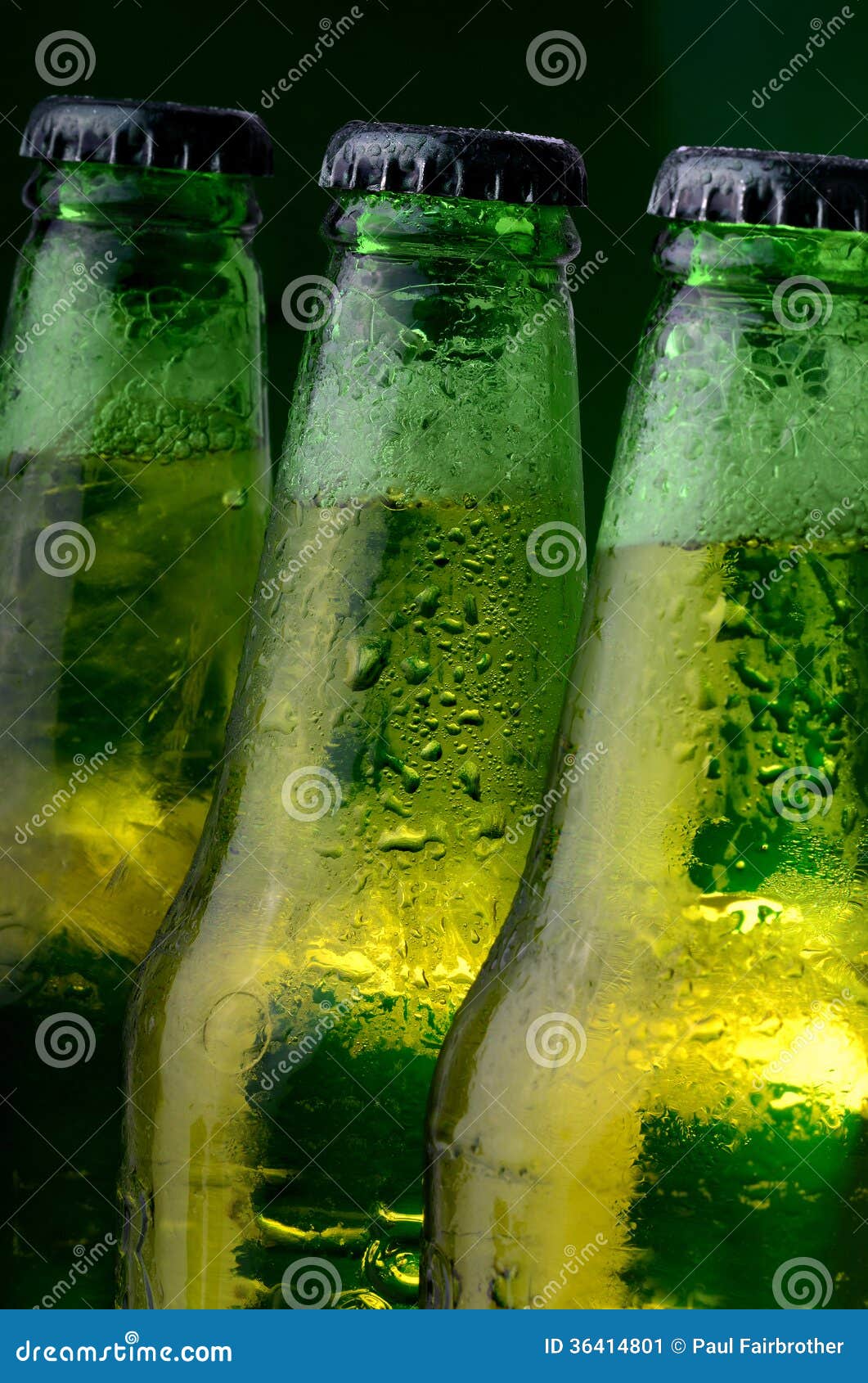 Botellas verdes de cerveza imagen de archivo. Imagen de mayor - 36414801