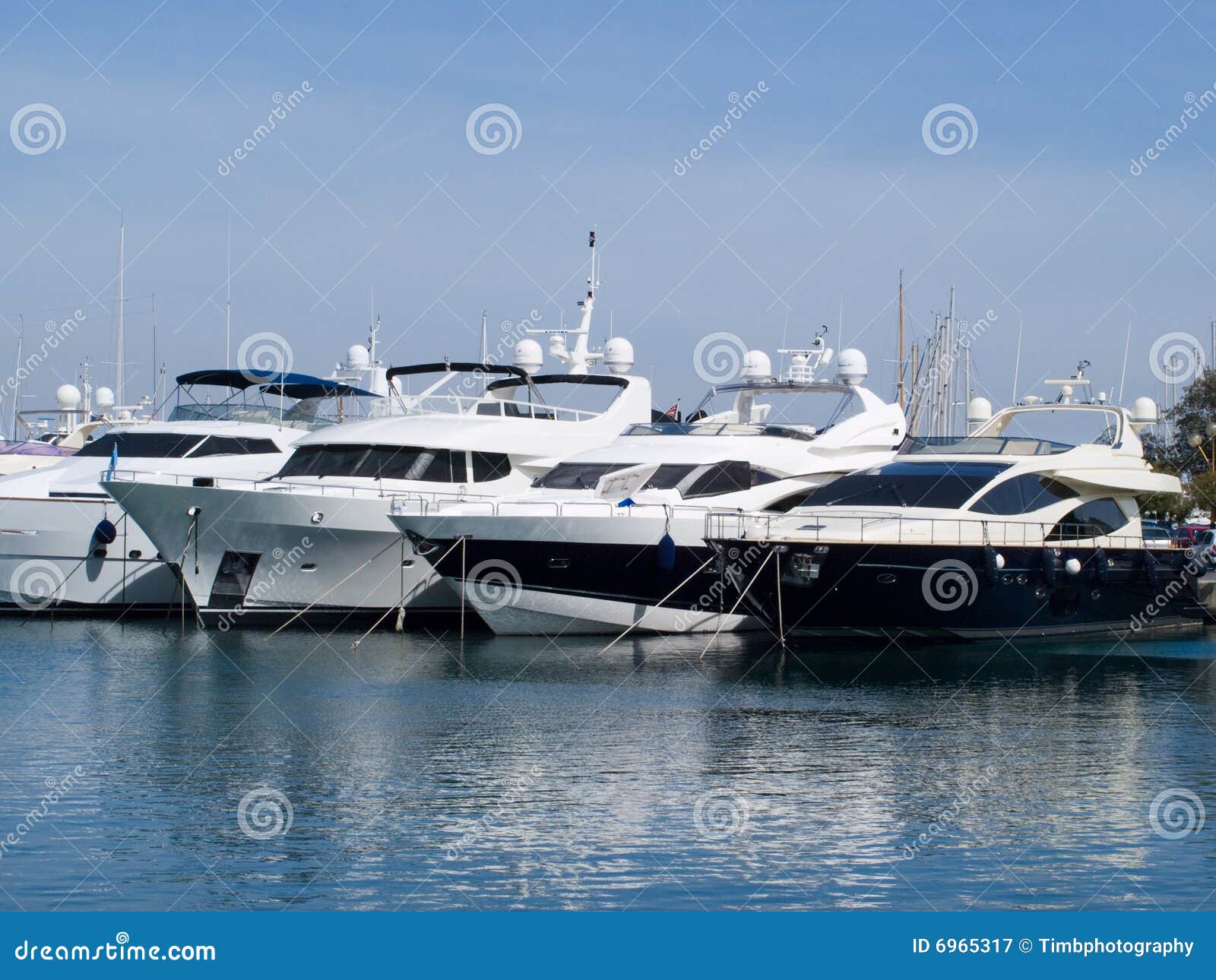 Boten stock afbeelding. Image of vervoer, schip, jacht - 6965317