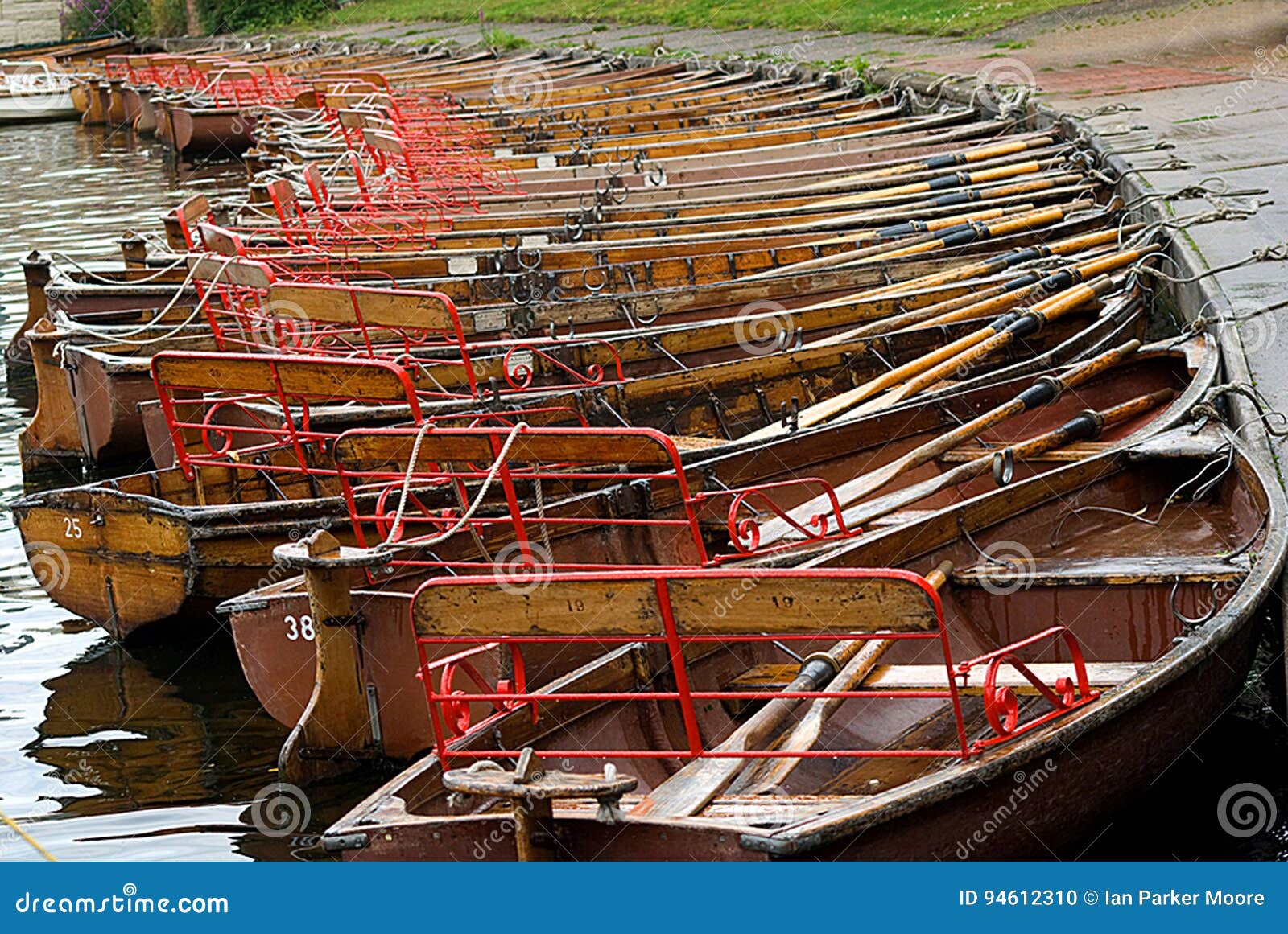 Boten stock foto. Image of houten, roeien, mensen, europa - 94612310