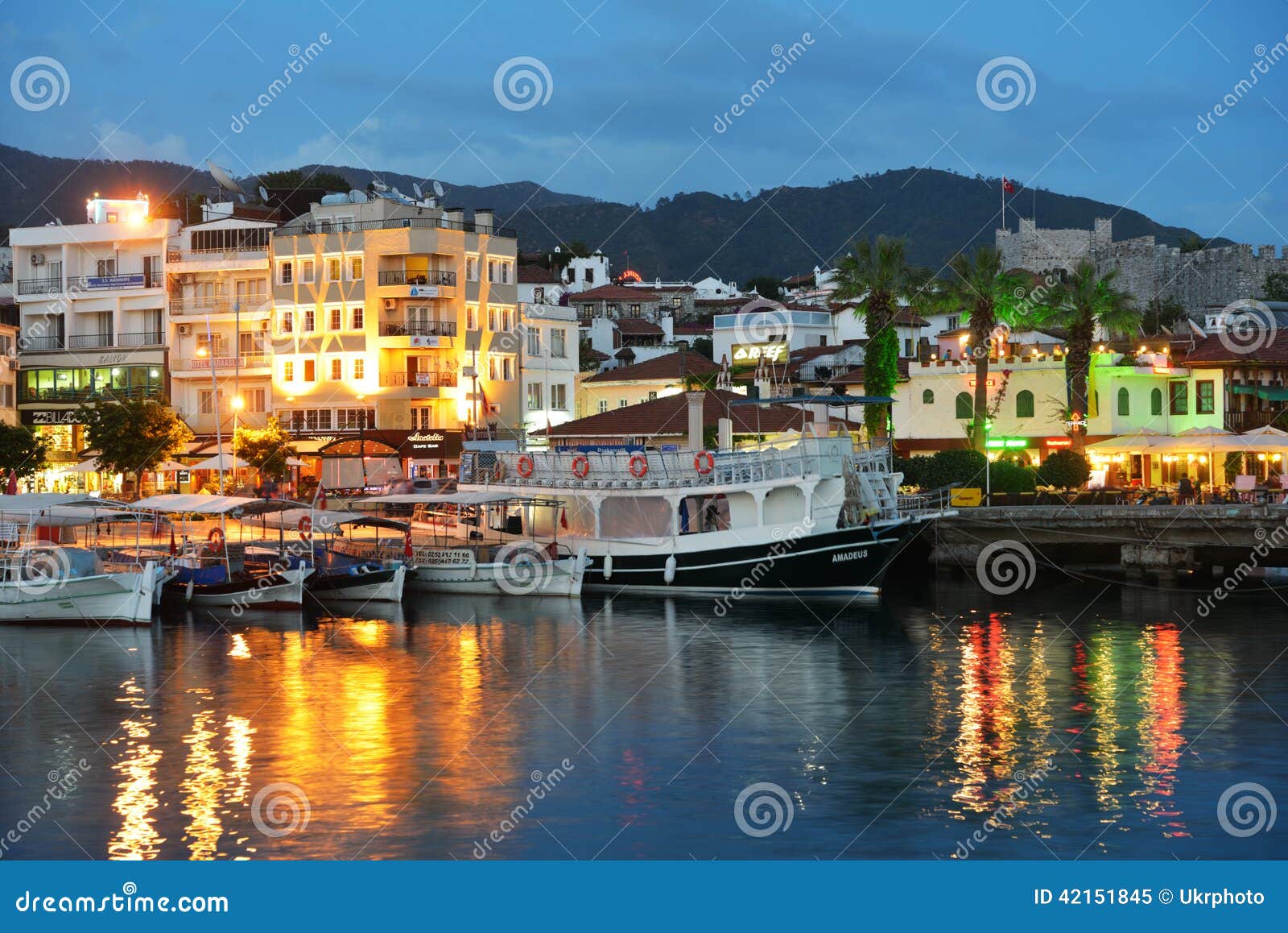 Boten in Marmaris, Turkije in De Nacht Redactionele Afbeelding - Image ...