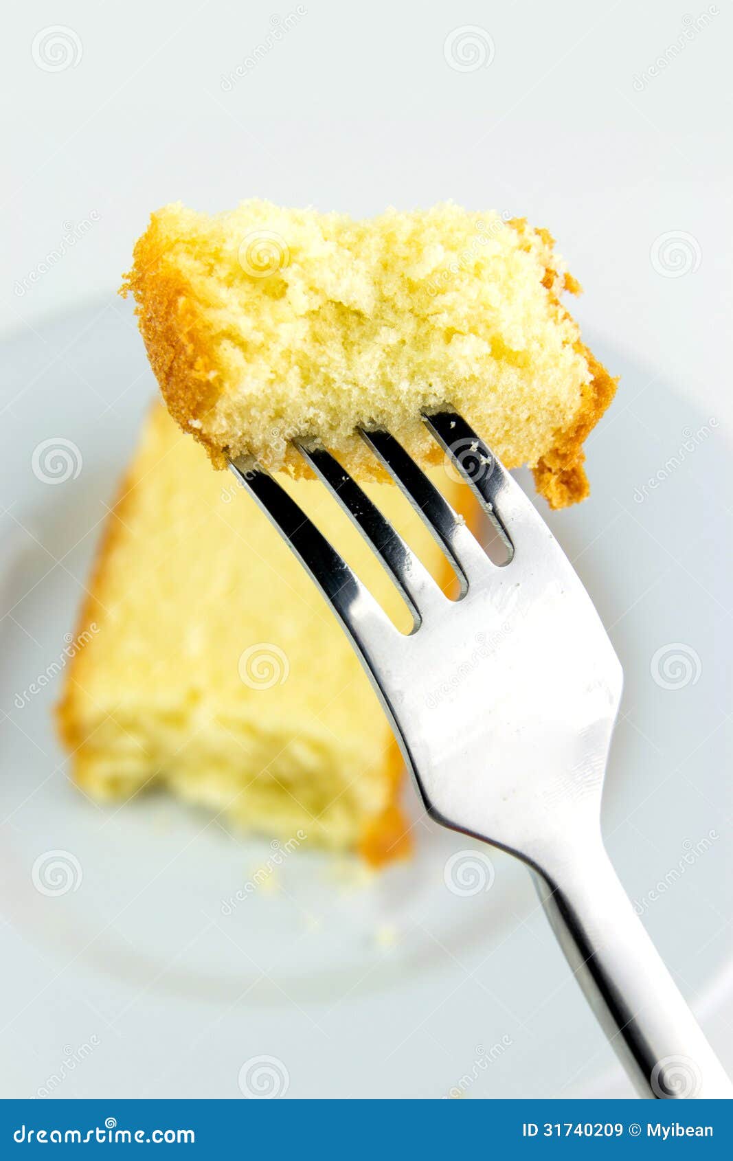 Botercake met een vork stock afbeelding. Image of partij - 31740209