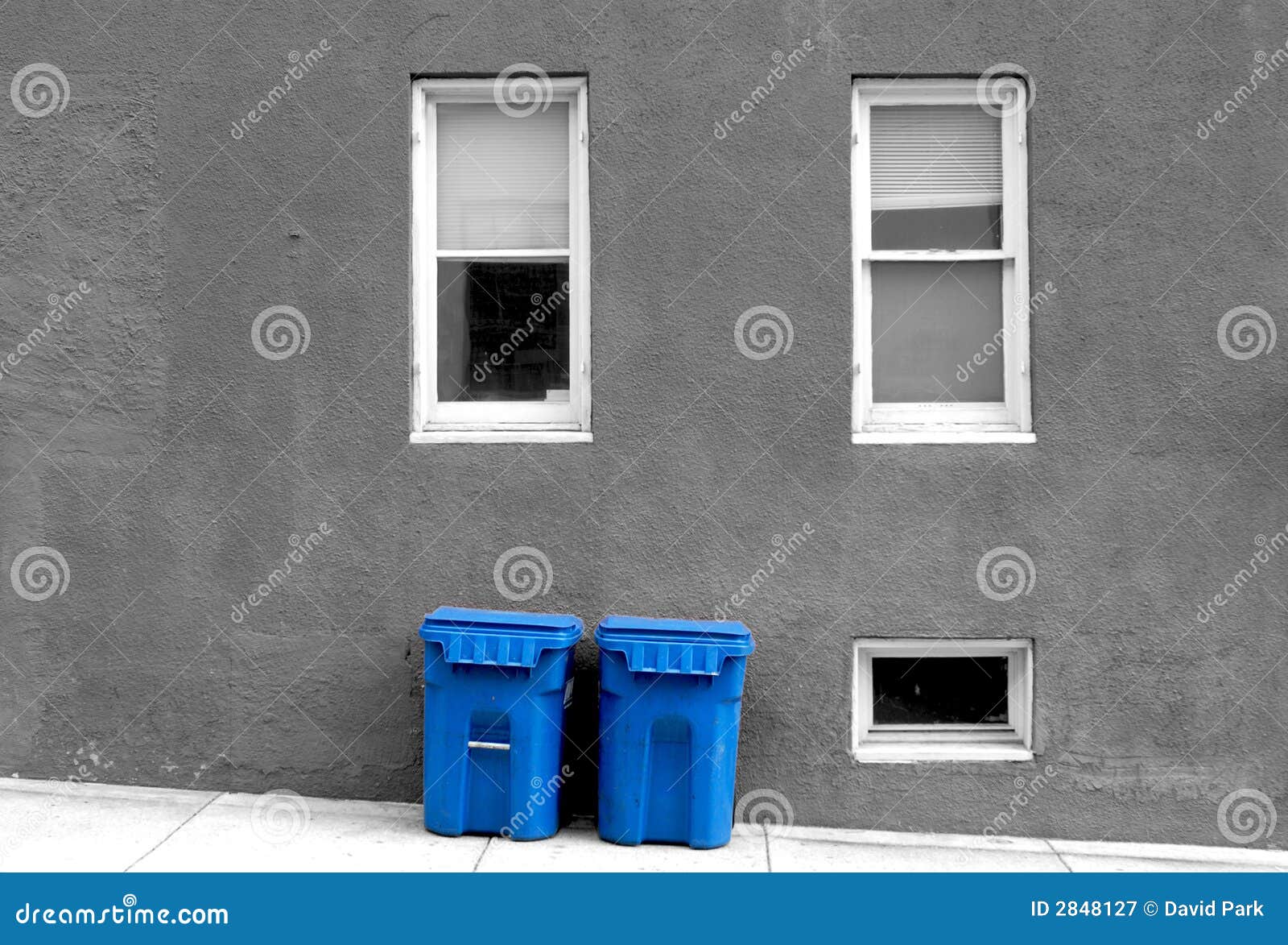 Botes de basura imagen de archivo. Imagen de basura, azul - 2848127
