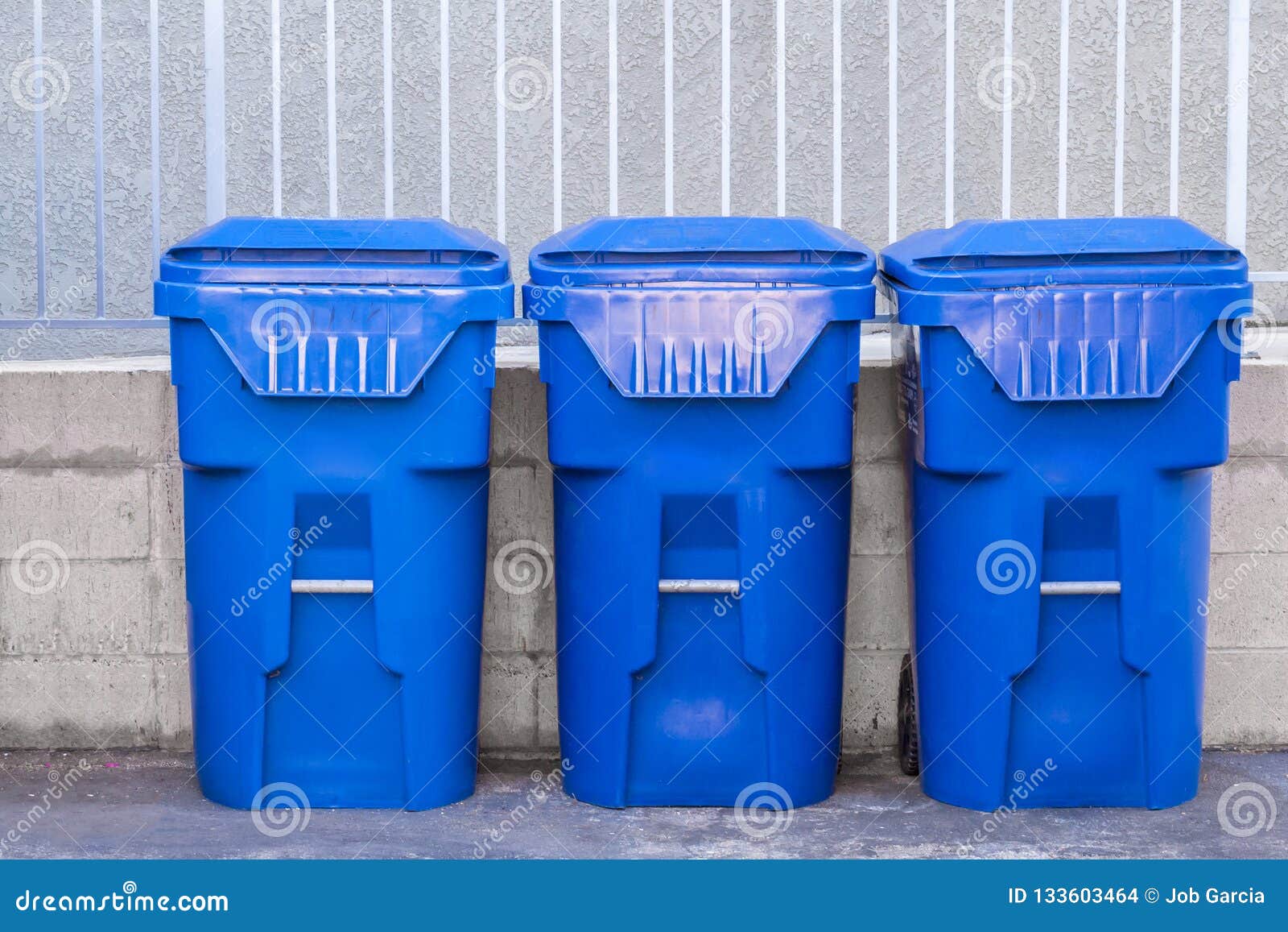 Botes De Basura Azules Contra Una Pared Foto de archivo - Imagen de ...