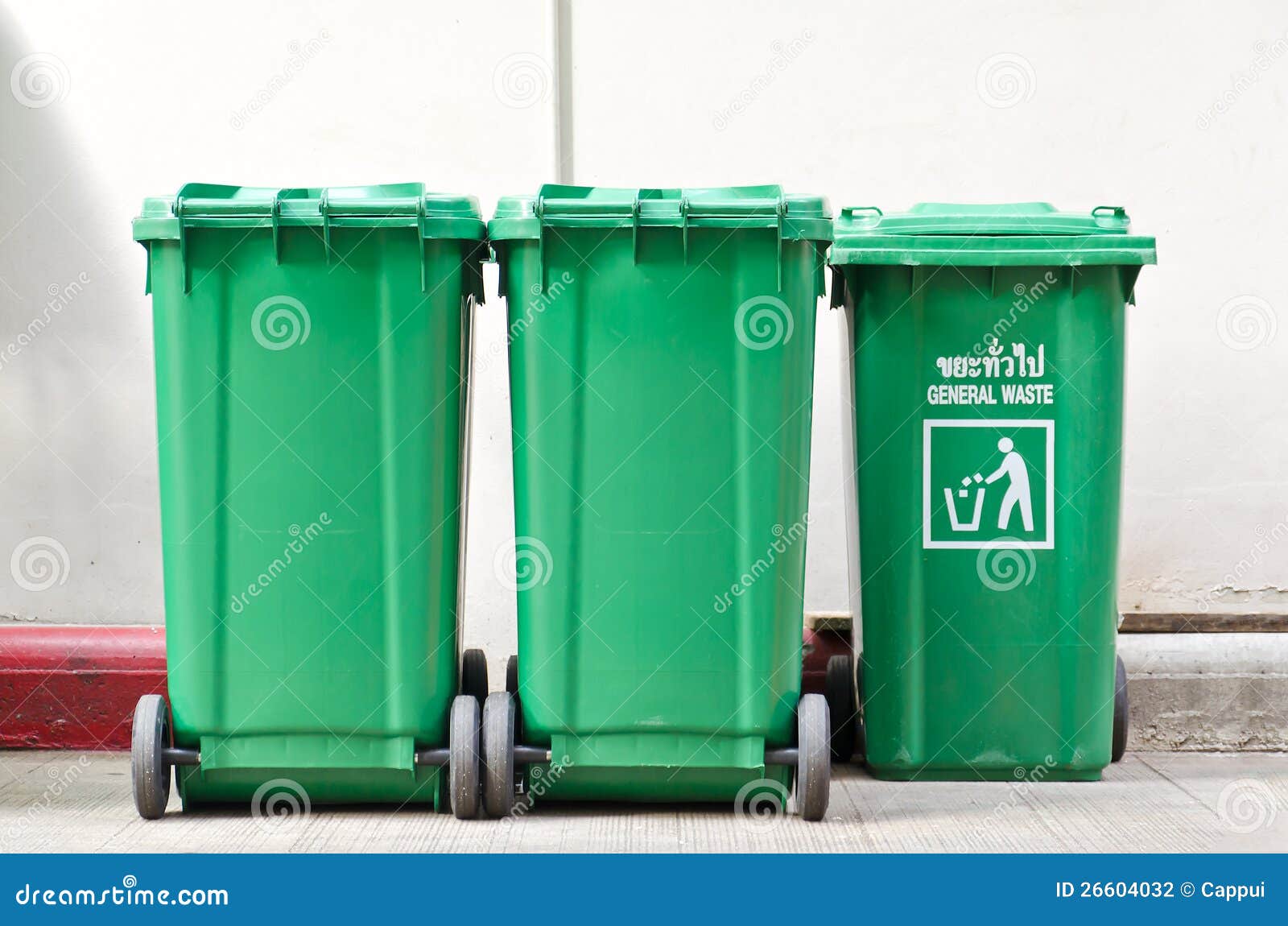 Botes De Basura Verdes Grandes Foto de archivo - Imagen de exterior ...