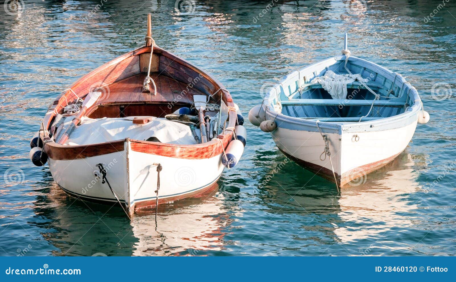 Botes de remos viejos foto de archivo. Imagen de lago - 28460120