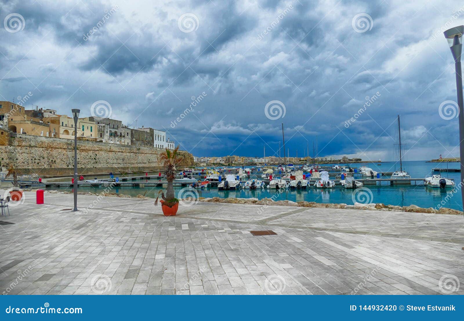 Botes No Porto Do Porto De Otranto Foto de Stock - Imagem de italiano ...