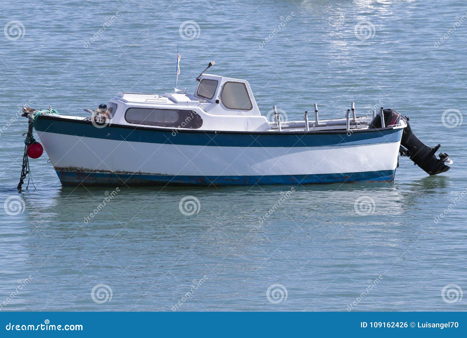 Botes pequeños en el mar foto de archivo. Imagen de barco - 109162426