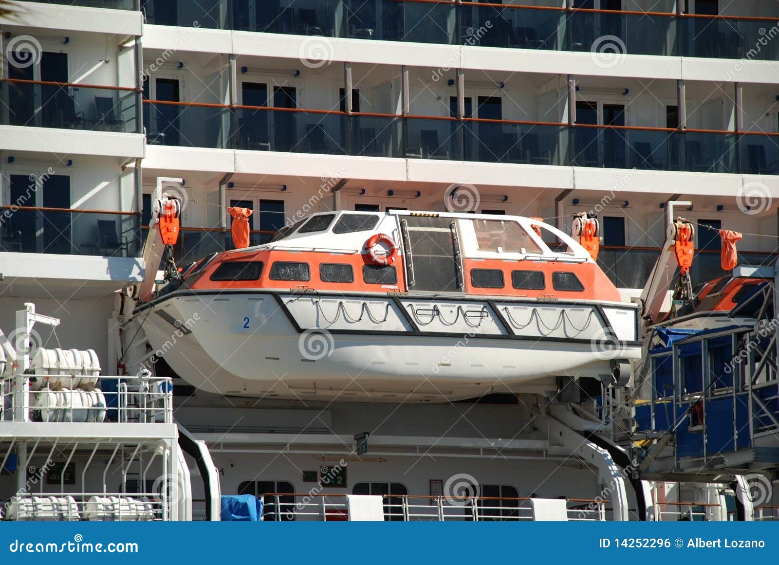 Botes Salvavidas En El Barco De Cruceros Imagen de archivo libre de ...