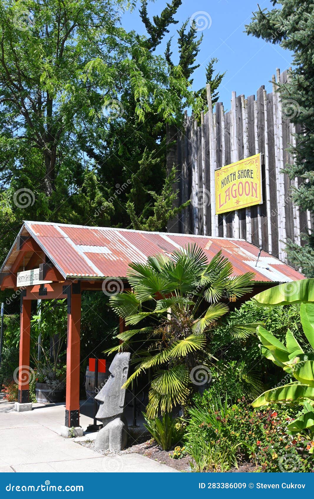 BOTHELL, WASHINGTON - 3 JULY 2023: North Shore Lagoon at McMenamins ...