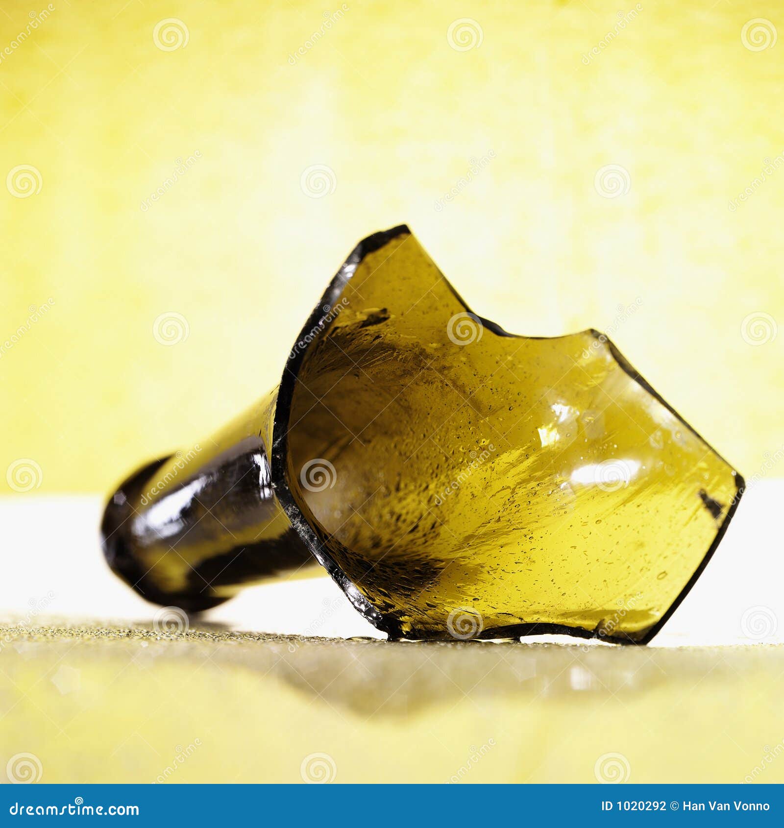 Botle Quebrado En Fondo Amarillo Foto de archivo - Imagen de verde ...