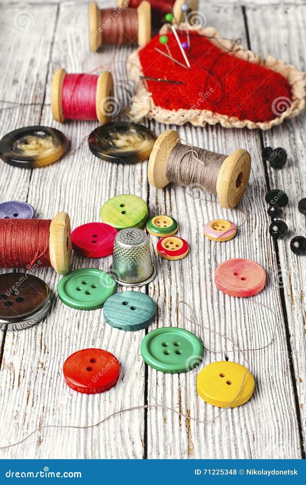 Botones de la ropa foto de archivo. Imagen de conjunto - 71225348