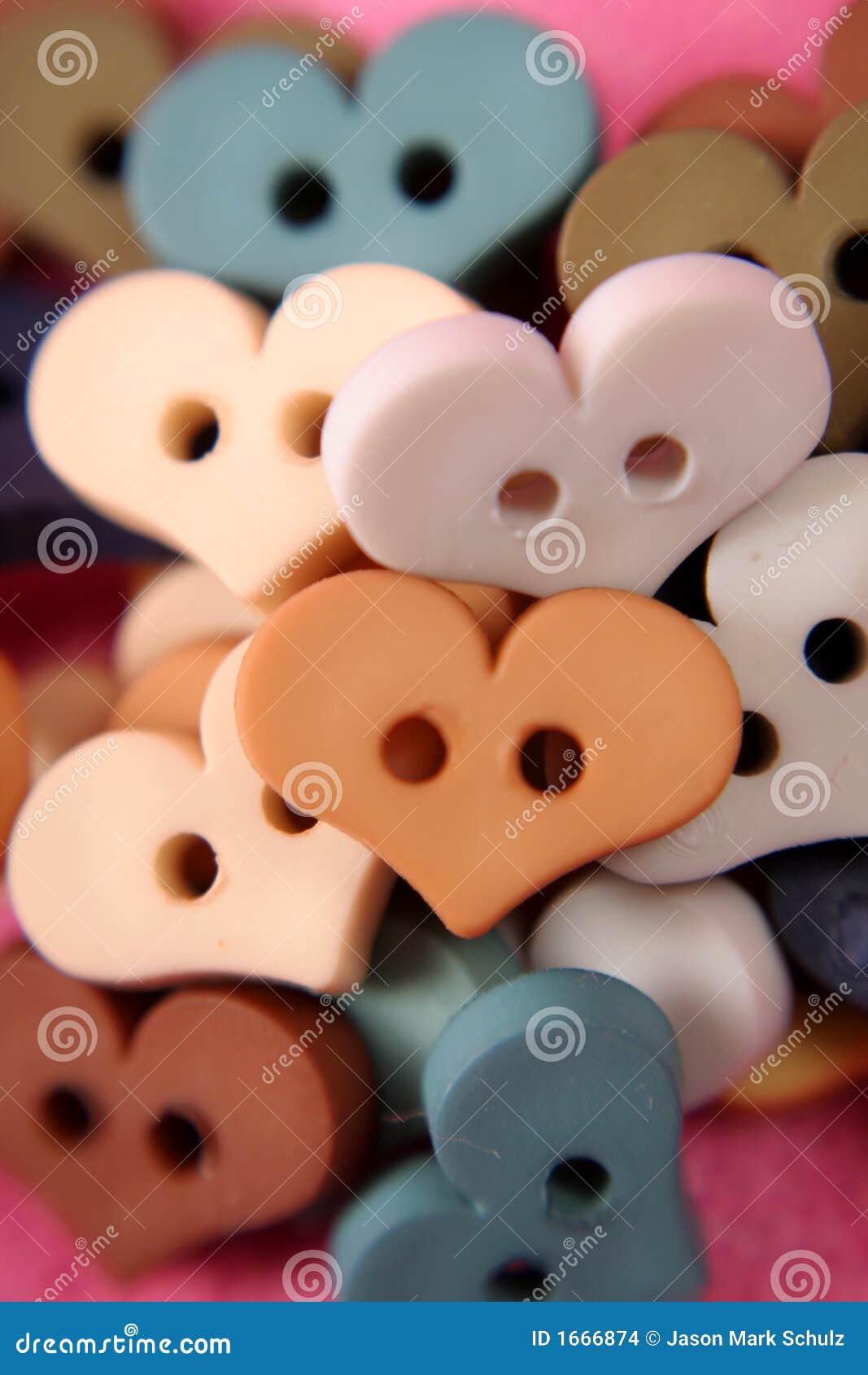 Botones del corazón foto de archivo. Imagen de pila, botones - 1666874