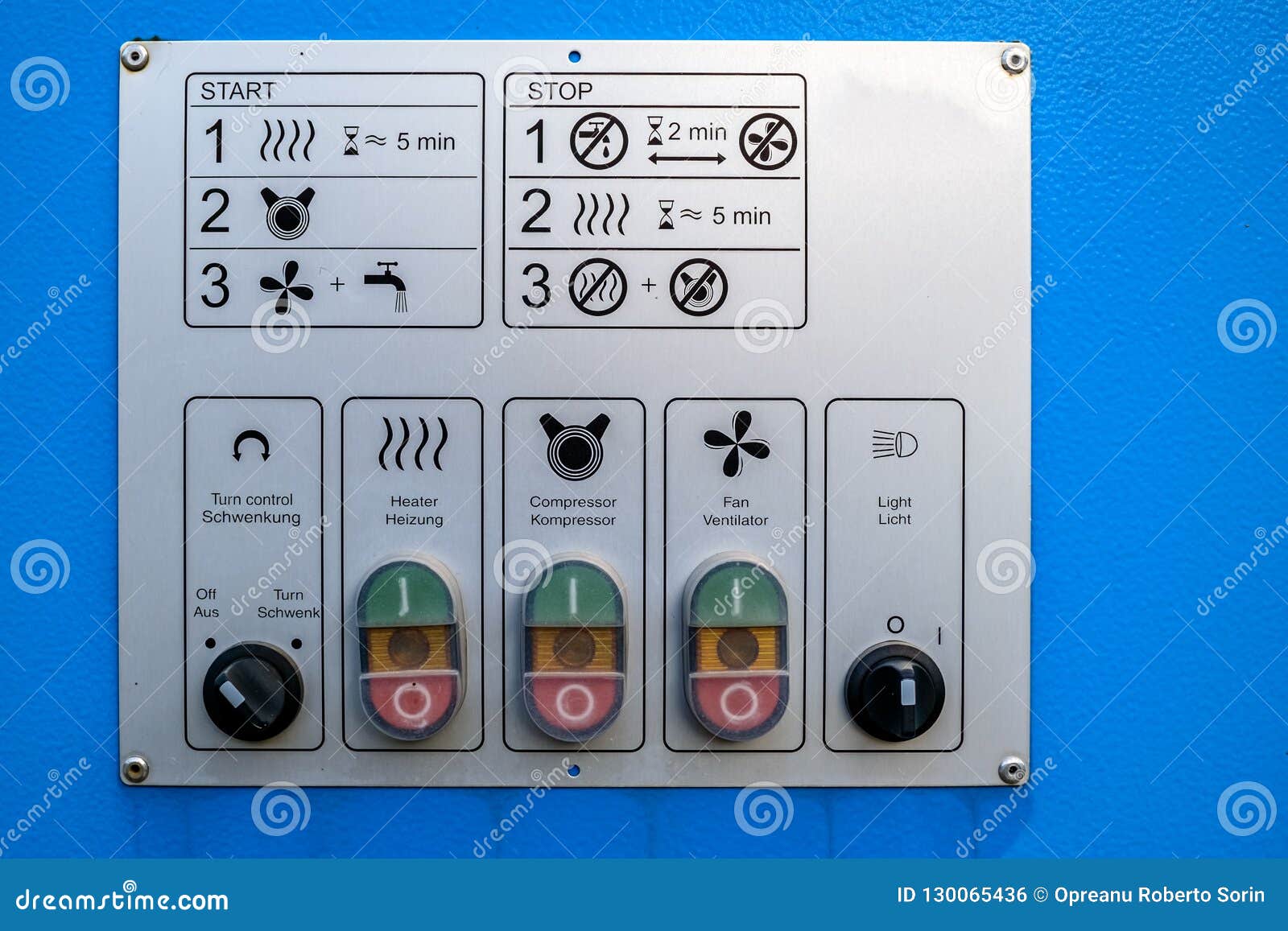 Botones Industriales Y Luces Del Panel De Control Foto de archivo ...