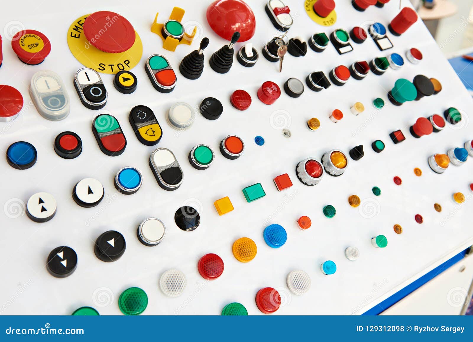 Botones Para Los Paneles De Control Para Eléctrico Foto de archivo ...