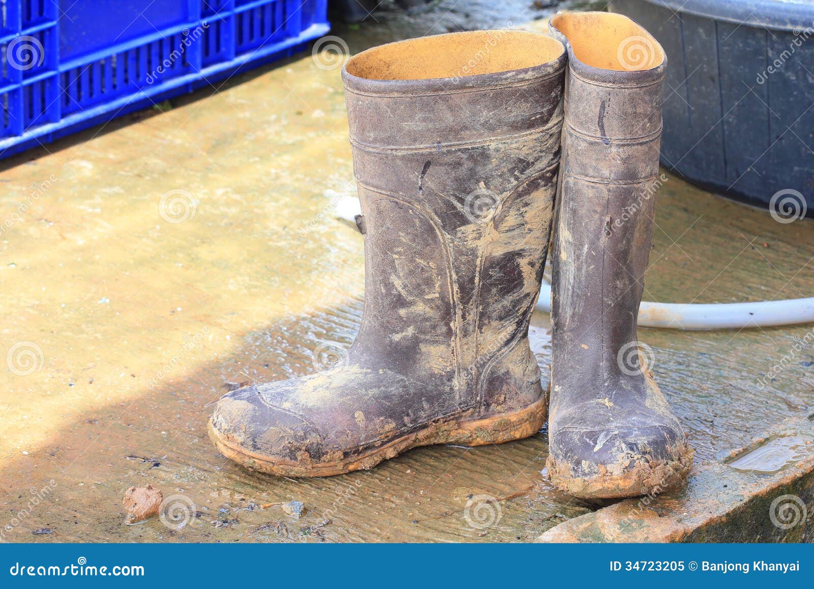 Bottes En Caoutchouc Boueuses Image stock - Image of installations ...