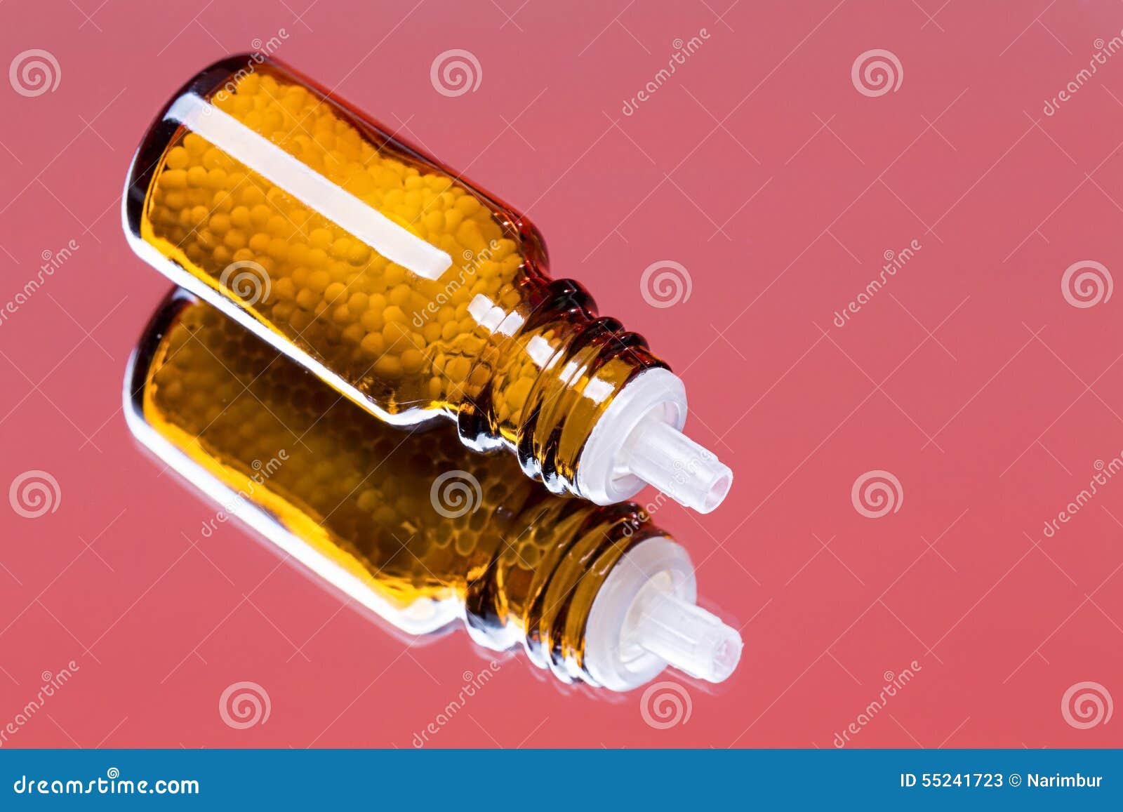 Bottiglia Con I Globuli Di Omeopatia Immagine Stock - Immagine di ...