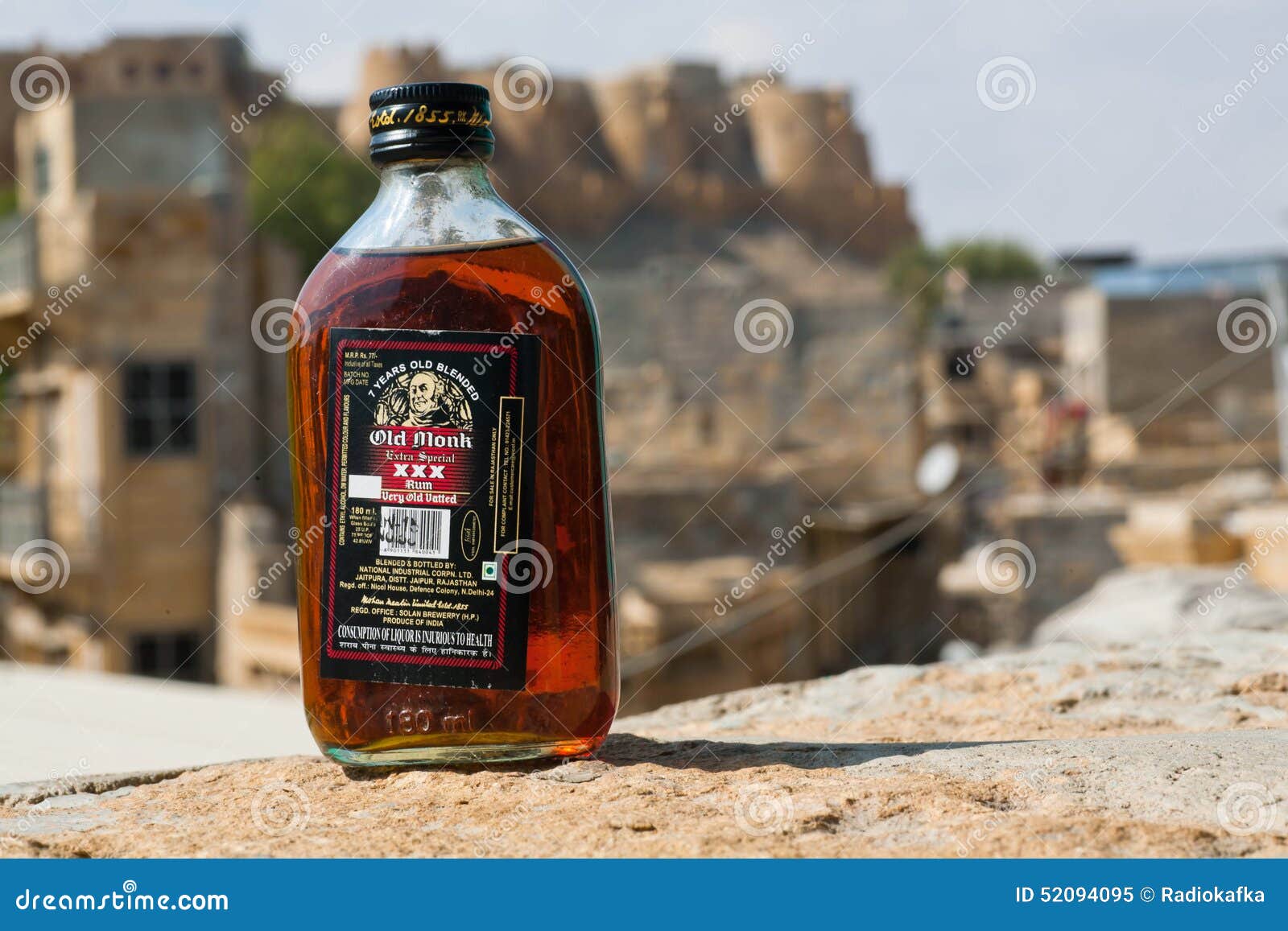 Bottiglia Del Monaco Anziano Del Rum Immagine Editoriale - Immagine di ...