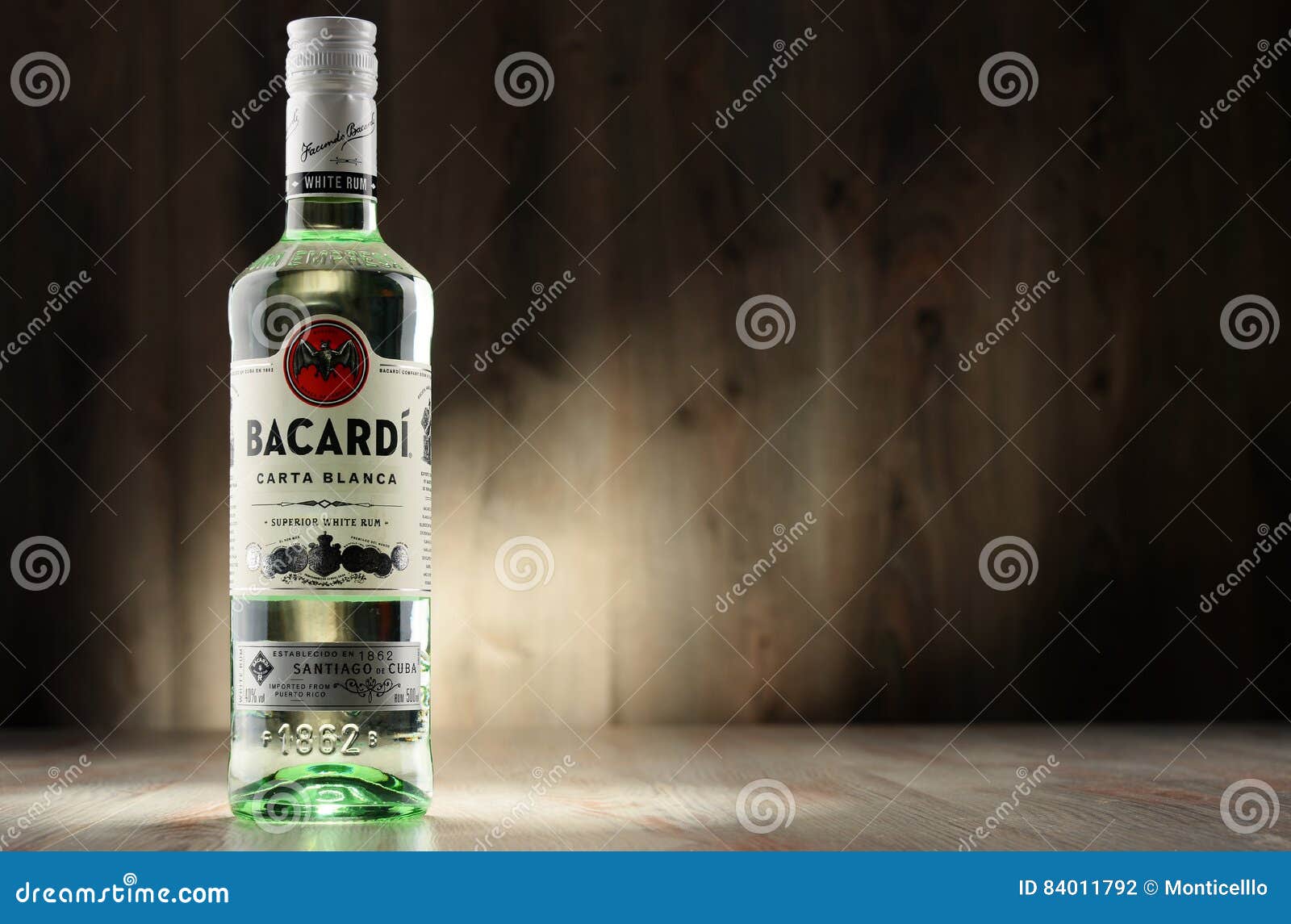 Bottiglia Del Rum Di Bianco Di Bacardi Fotografia Editoriale - Immagine ...