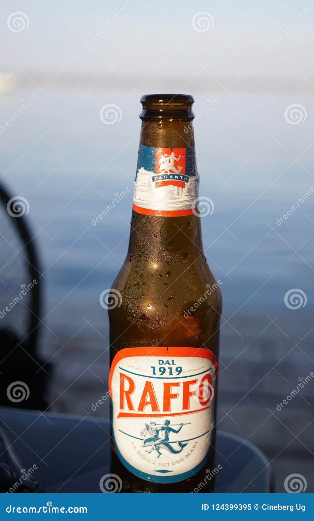 Bottiglia Di Birra Di Raffo Immagine Editoriale - Immagine di ...