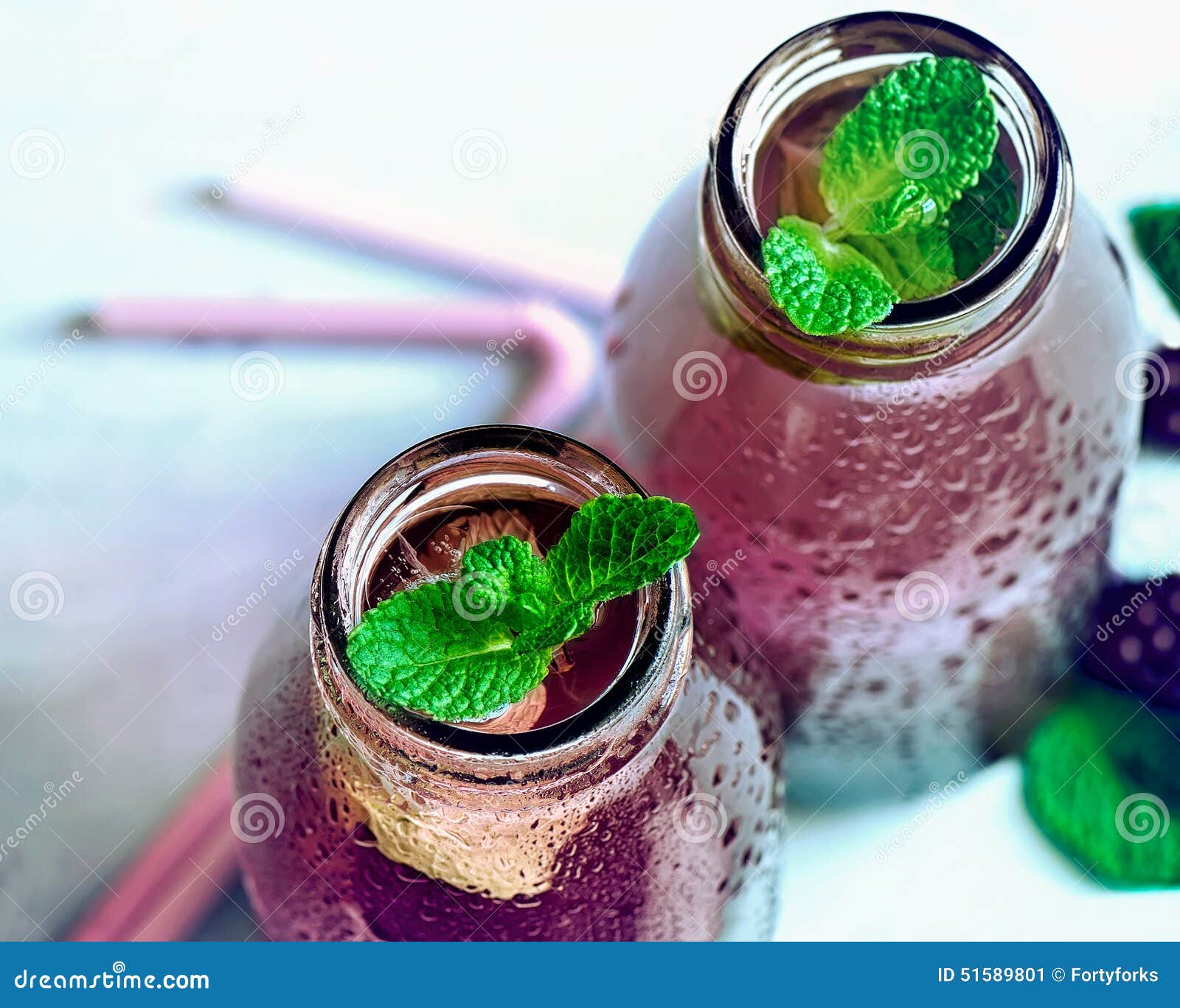 Bottiglie Con La Bevanda Di Estate Immagine Stock - Immagine di ...