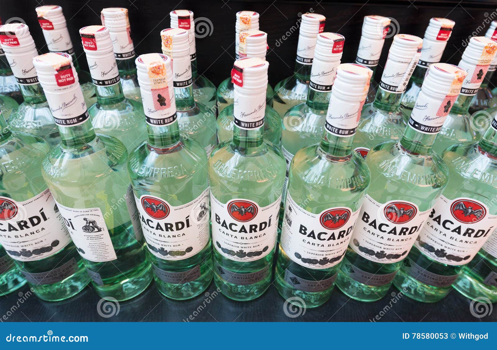 Bottiglie Con Rum Bianco Di Bacardi Fotografia Stock Editoriale ...