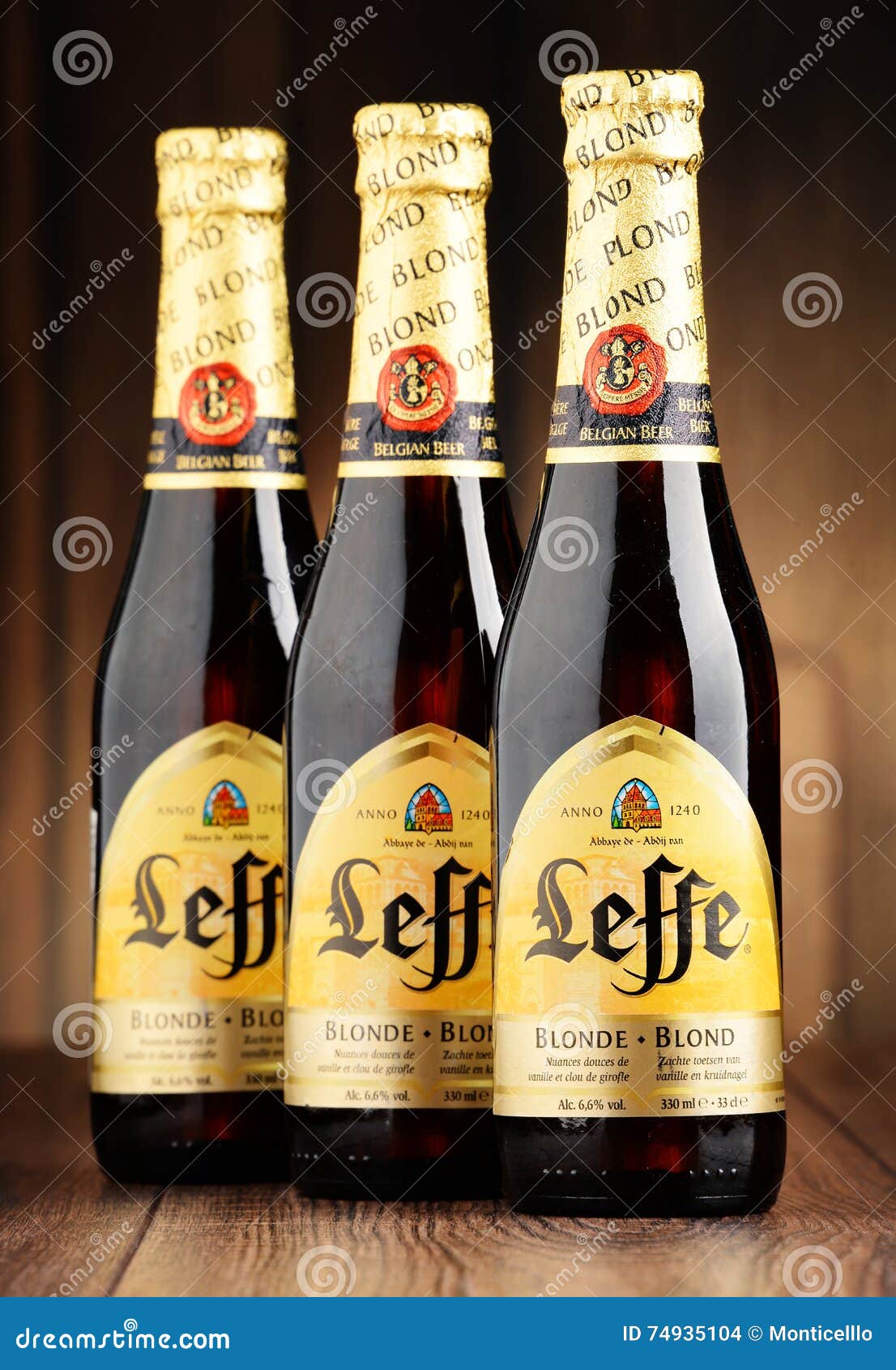 Bottiglie Dell'albero Della Birra Di Leffe Immagine Stock Editoriale ...