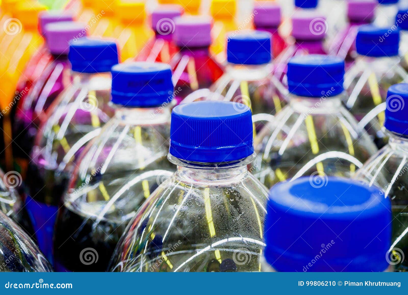 Bottiglie delle bibite fotografia stock. Immagine di rinfrescamento ...